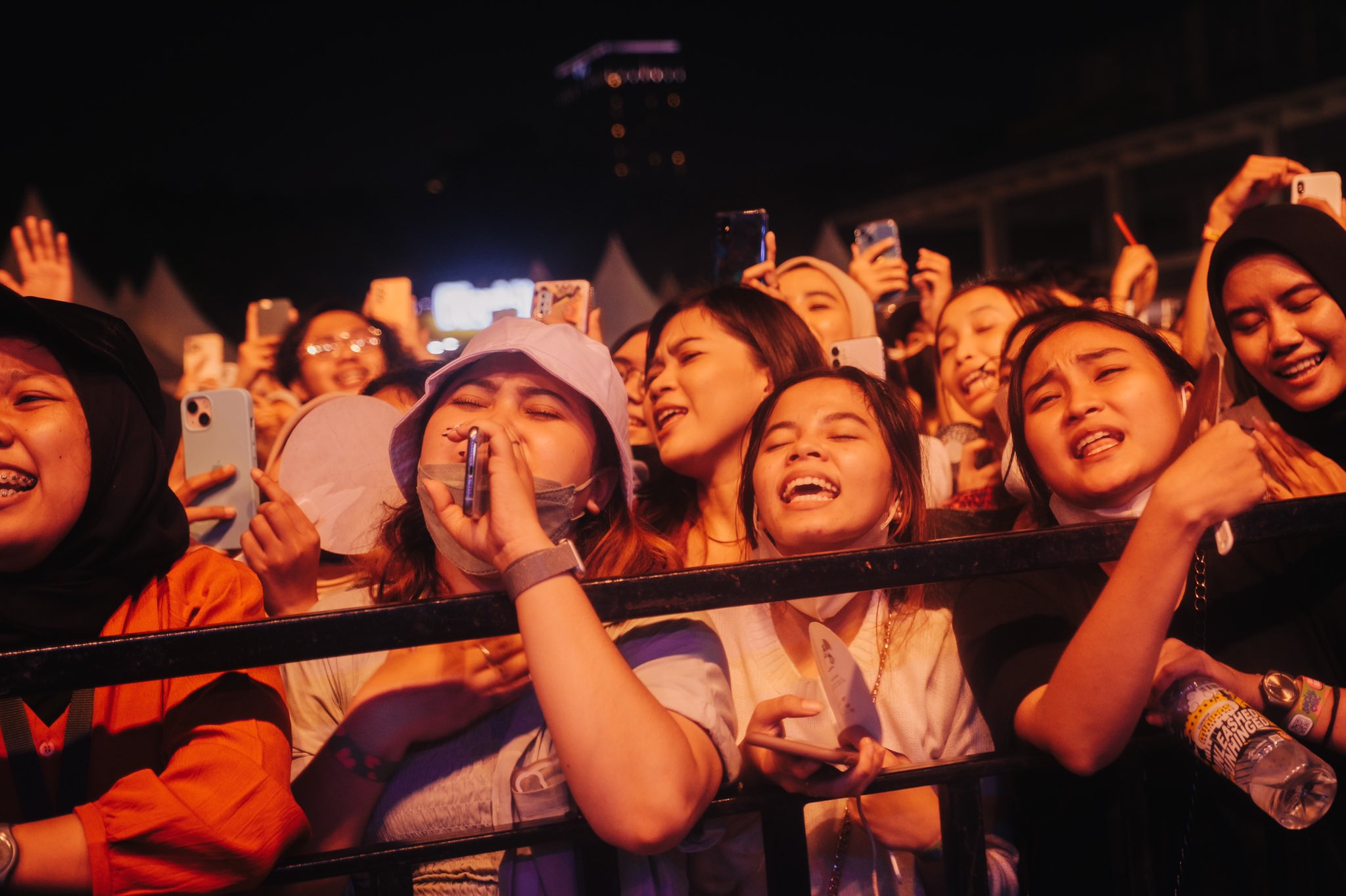 Yura Yunita on Twitter: "Mau peluk semua yang udah nyanyi bareng sekencang-kencangnya tadi malam ...