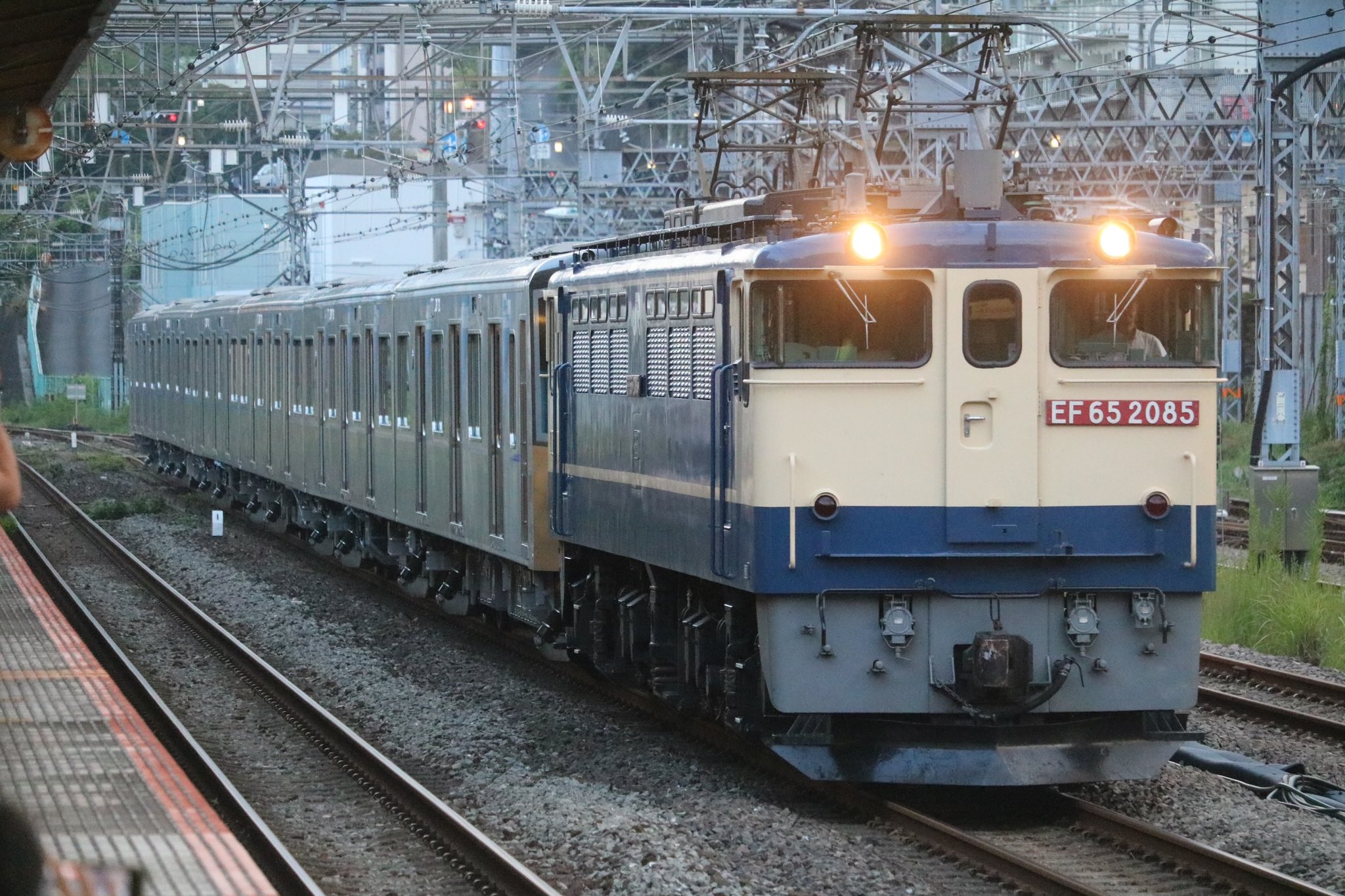 晶 on Twitter: "8862レ #EF65-2085[新]＋#横浜市交通局4000形(4631F) #甲種輸送 夕暮れの小田原駅を時刻通り通過！ 17時28分発の高崎行と被らないか ...