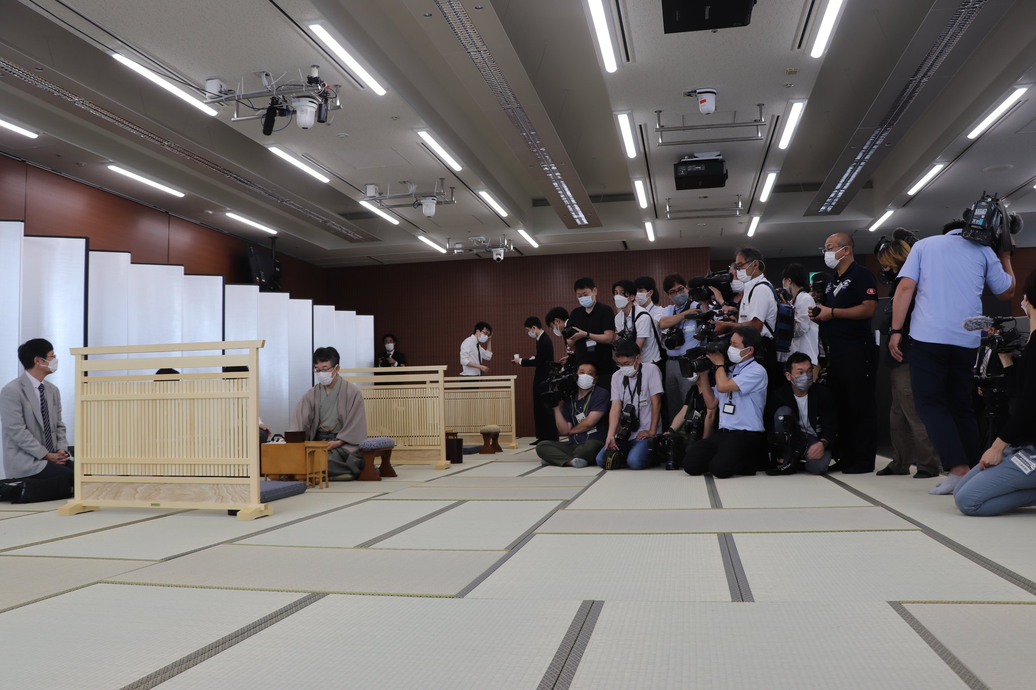 中日新聞 東京新聞 将棋【公式】 On Twitter 〈取材後記〉畳は兵庫県の畳製造機械メーカーが手掛ける高床式ユニット畳で、座面までの高さが33㌢。一部は引き出し付きで脇息や座布団が 
