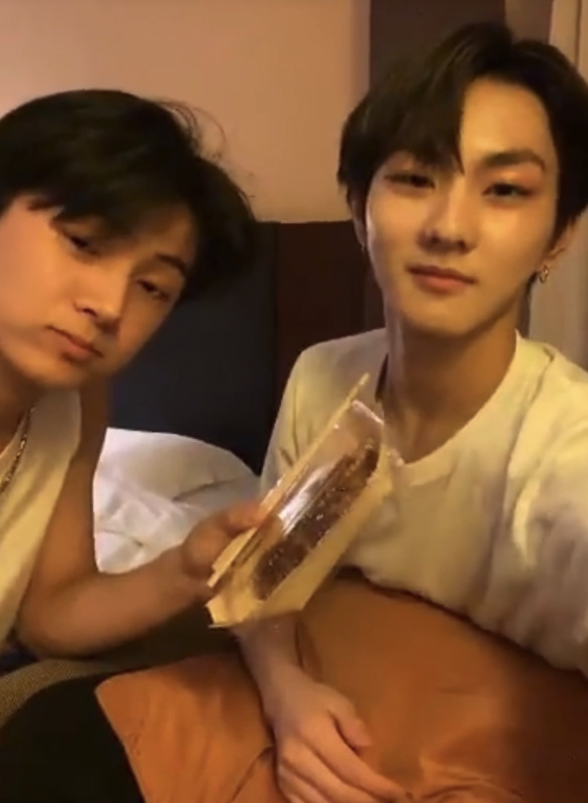 َ on Twitter: "Jay peeking on Jungwon’s wlive https://t.co/UAFoHqXxez" / Twitter