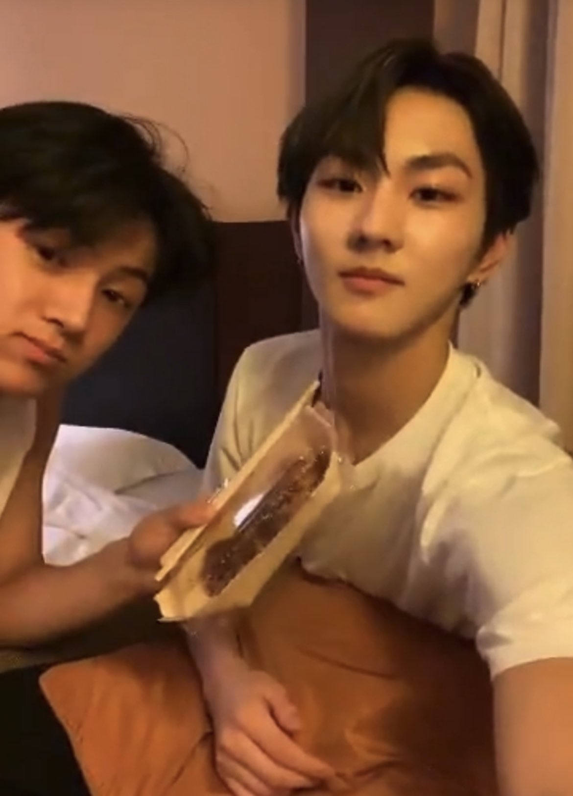 َ on Twitter: "Jay peeking on Jungwon’s wlive https://t.co/UAFoHqXxez" / Twitter