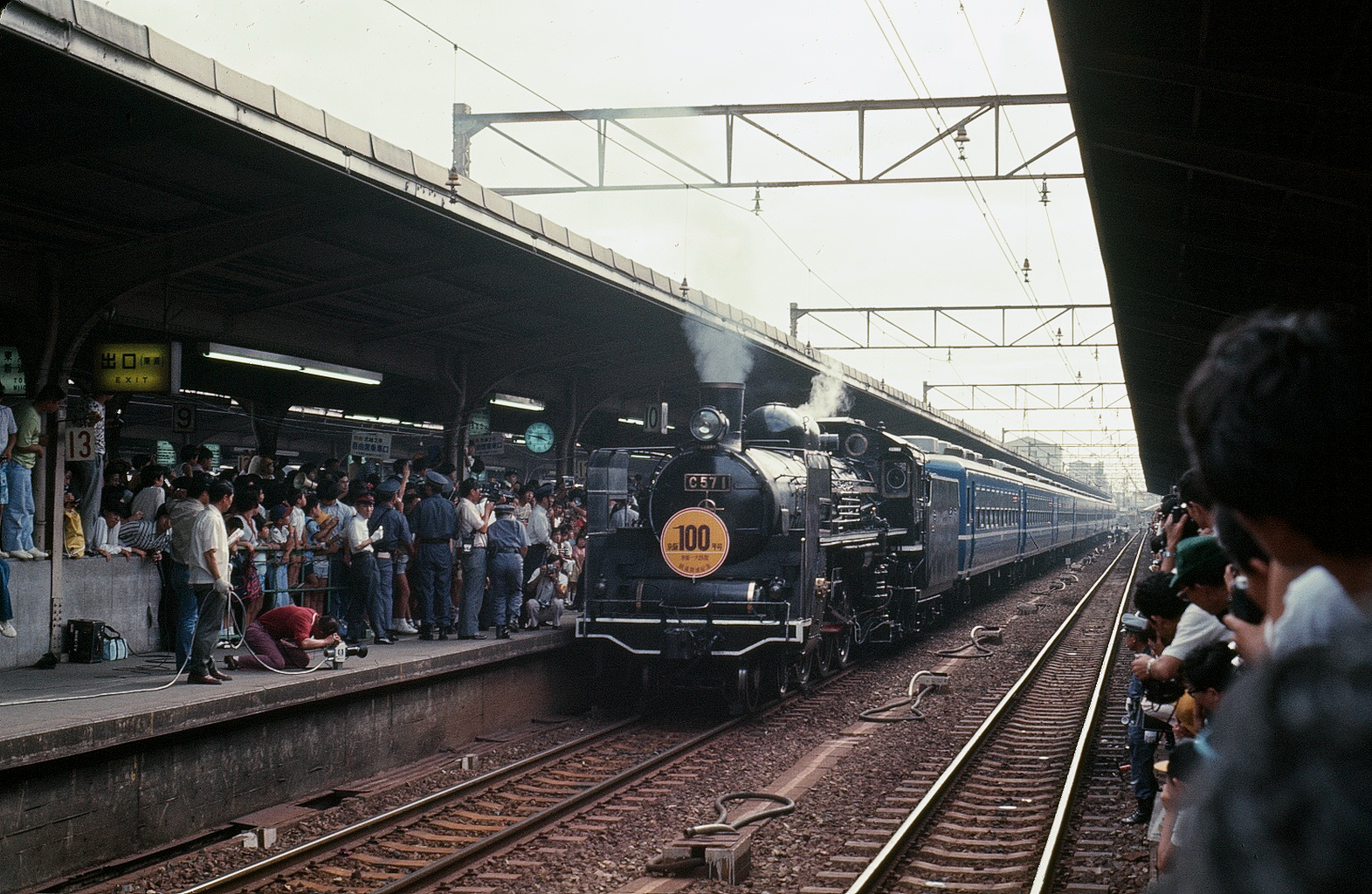 奈良写真現像屋 on Twitter: "京阪100年号 C57-1 復路 大阪駅出発直線 この時はまだお祝いムードいっぱい その後・・・xxxx Kodak エクタクローム撮影 https ...