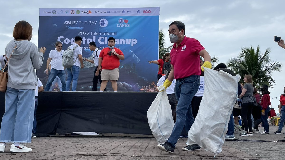 GMA News on Twitter: "RT @cedric_castillo: LOOK: Volunteers gather in a mall complex along ...