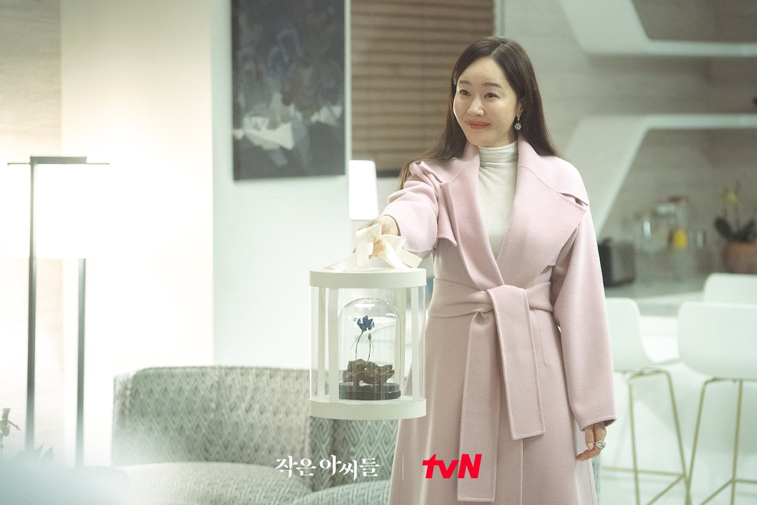 tvN drama on Twitter: "님아 그 꽃을 건네지 마오…🤫 인주에게 푸른 난초를 선물하는 상아 (ft. 병원) [토일] 밤 9:10 tvN #tvN #작은아씨들 ...