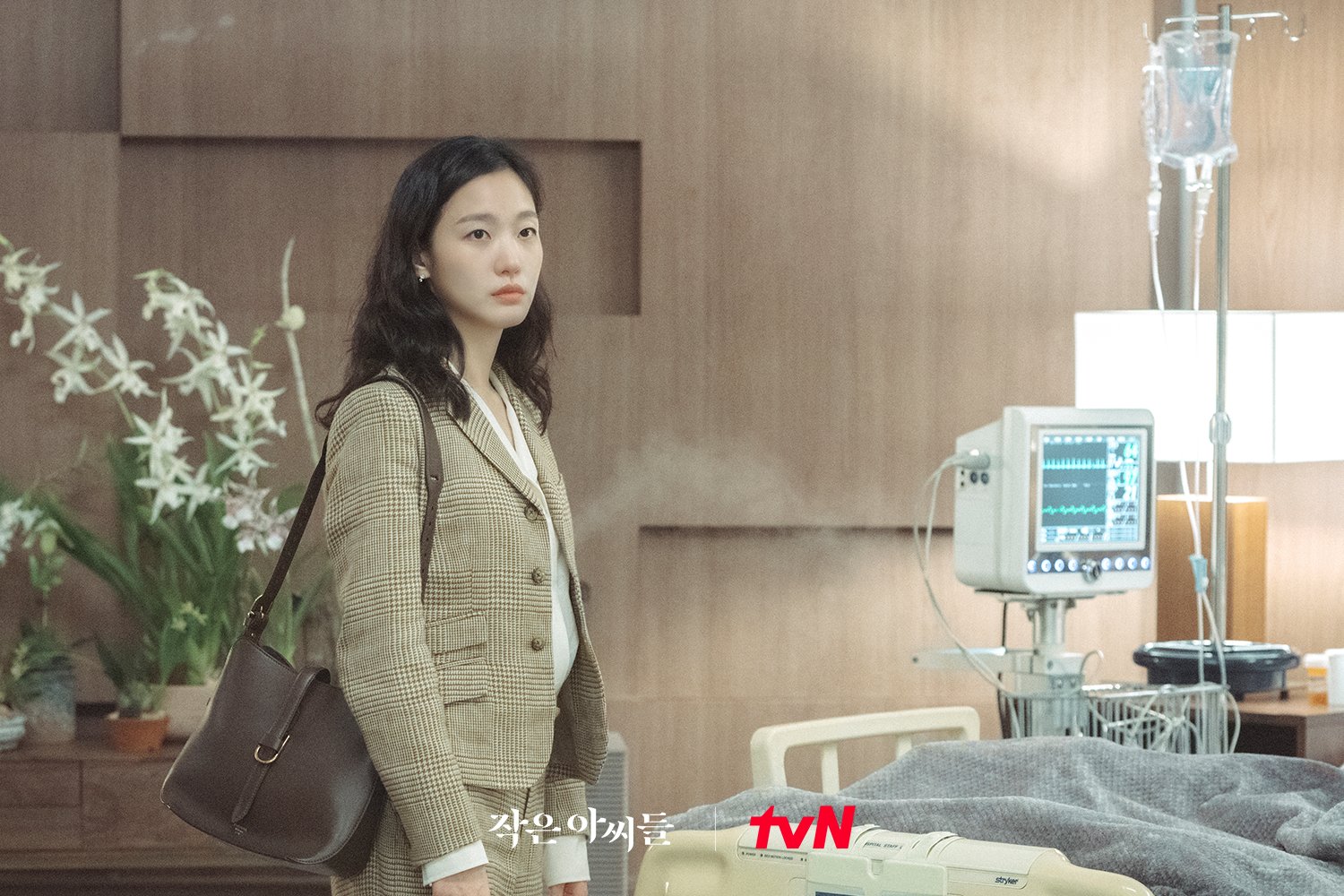 tvN drama on Twitter: "님아 그 꽃을 건네지 마오…🤫 인주에게 푸른 난초를 선물하는 상아 (ft. 병원) [토일] 밤 9:10 tvN #tvN #작은아씨들 ...