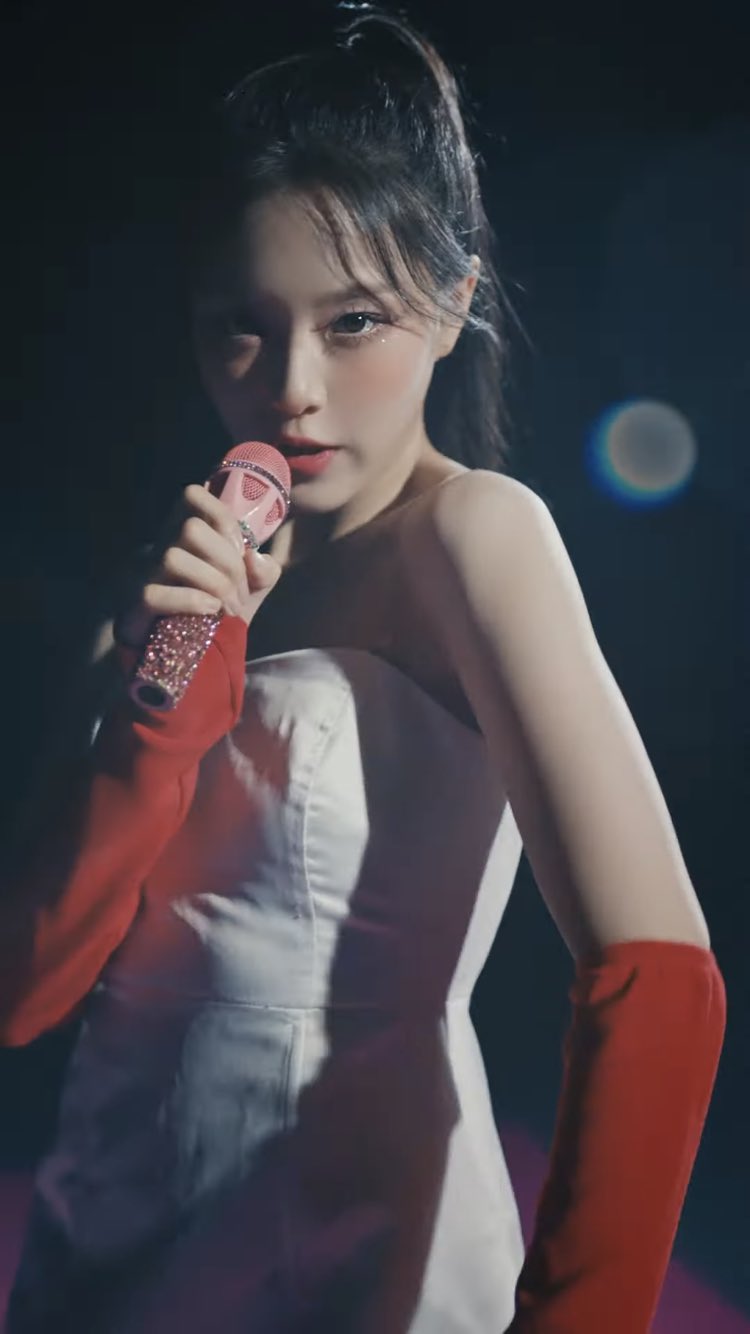 LOONA Press 🌱🗞 on Twitter: "[MISC] 220917 #LOONA ‘LUMINOUS’ MV cuts #4 @loonatheworld #이달의소녀 ...