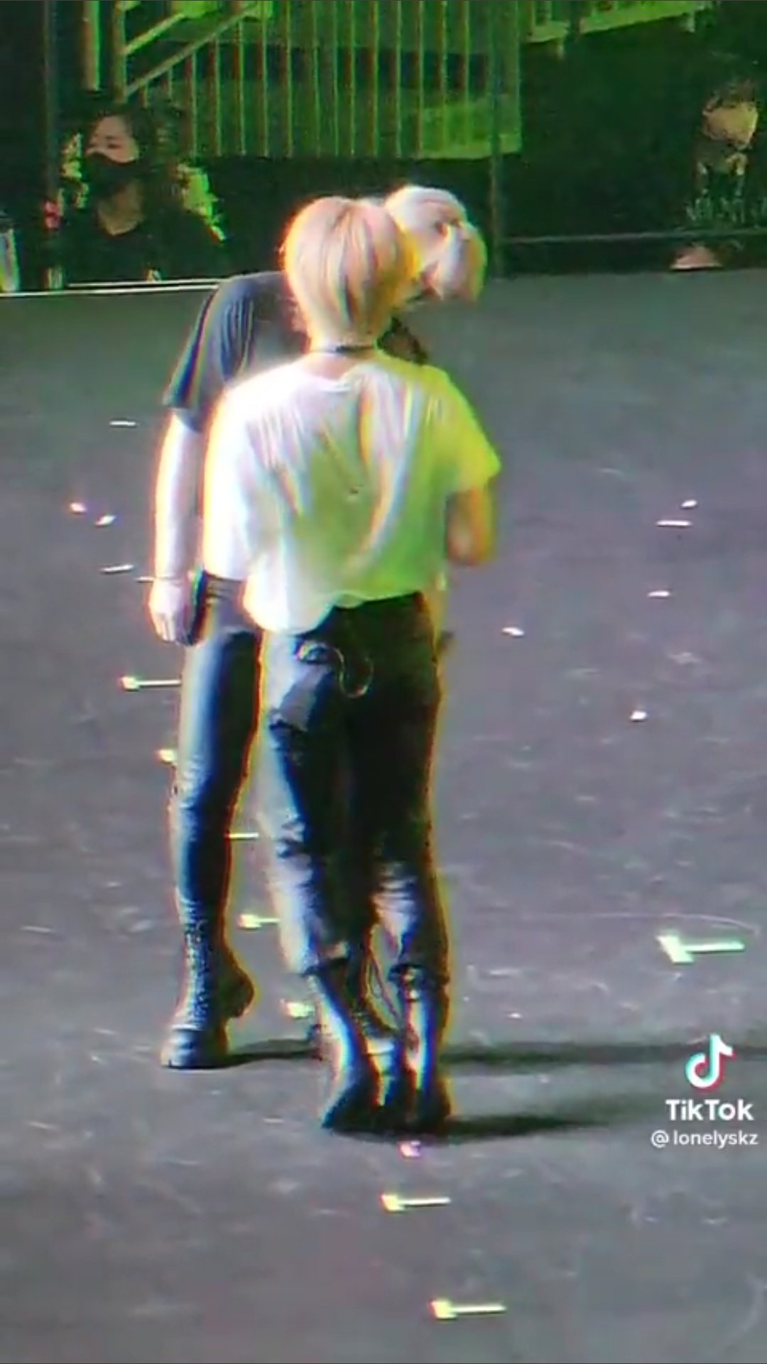 daily minsung on Twitter: "it looks like they're kissing https://t.co/U32QXIZhvt" / Twitter