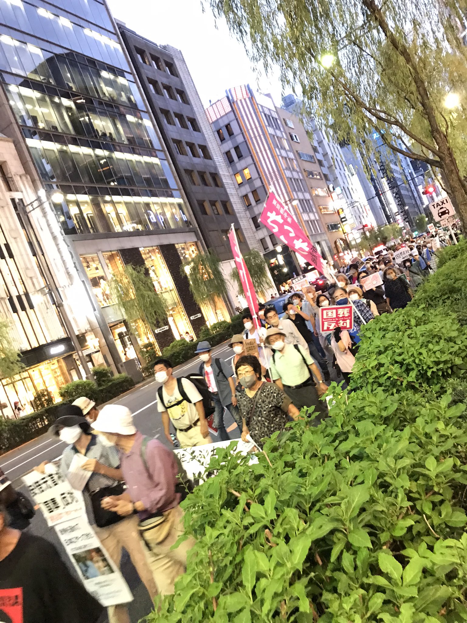 Thoton Akimoto / ソトン秋元 on Twitter: "March against Abe’s funeral about to start. Hibiya Park ...