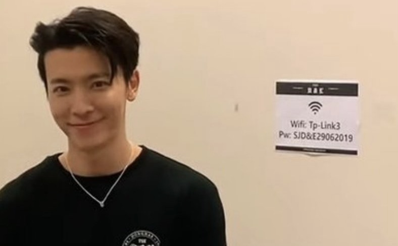 𝐣𝐞𝐞𝐧𝐚 ࿔ 📷♥︎ on Twitter: "never ending saga of lee donghae sharing concert venue WiFi passwords~😂🖤"