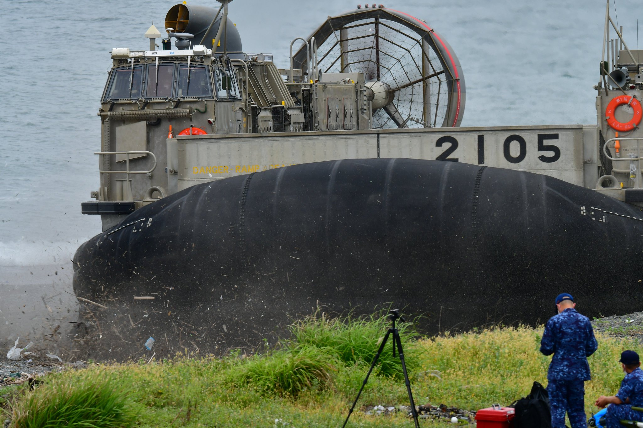 雨 月🇺🇦 on Twitter: "2022/09/17 静岡 LCACの上陸訓練 https://t.co/kWwqxObpqK" / Twitter