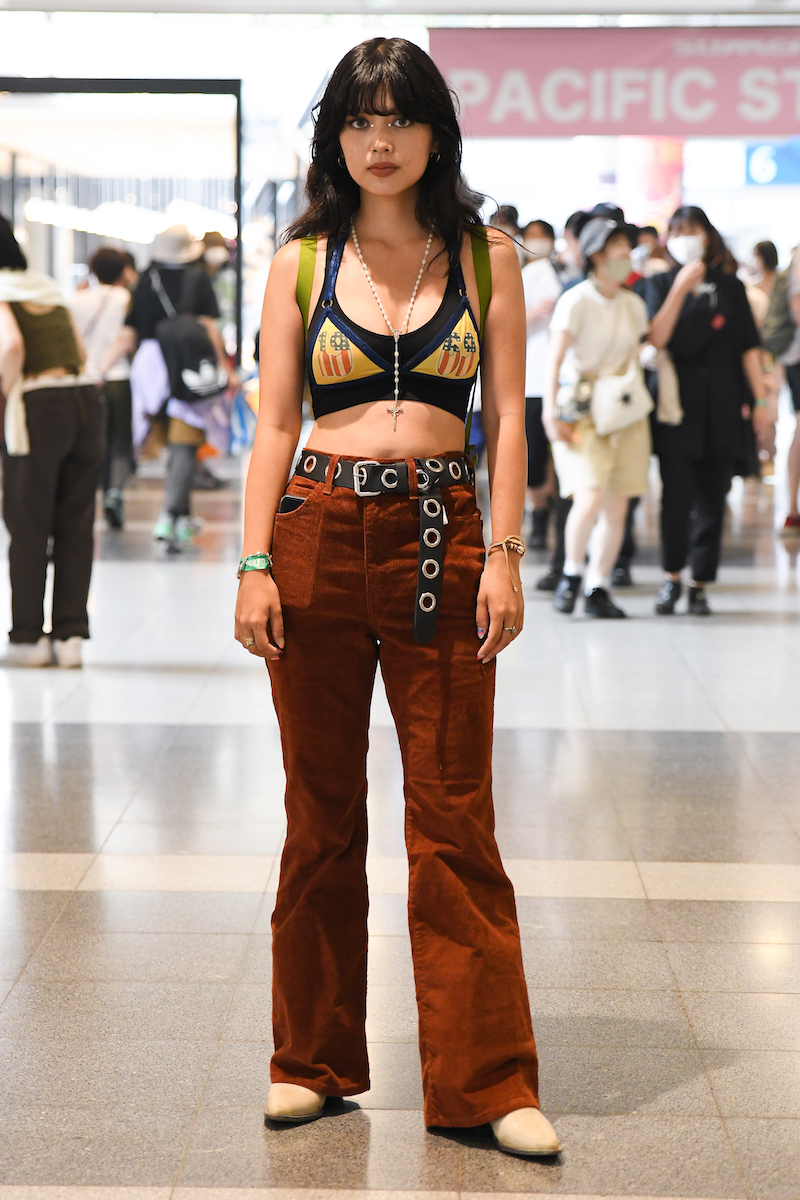 WWDJAPAN on Twitter: "【話題記事】 来場者は都市型フェスらしく、デイリーユースのスタイルにアクセサリーで華やかさを加えたコーディネートが多かった。インナーに開襟シャツを ...