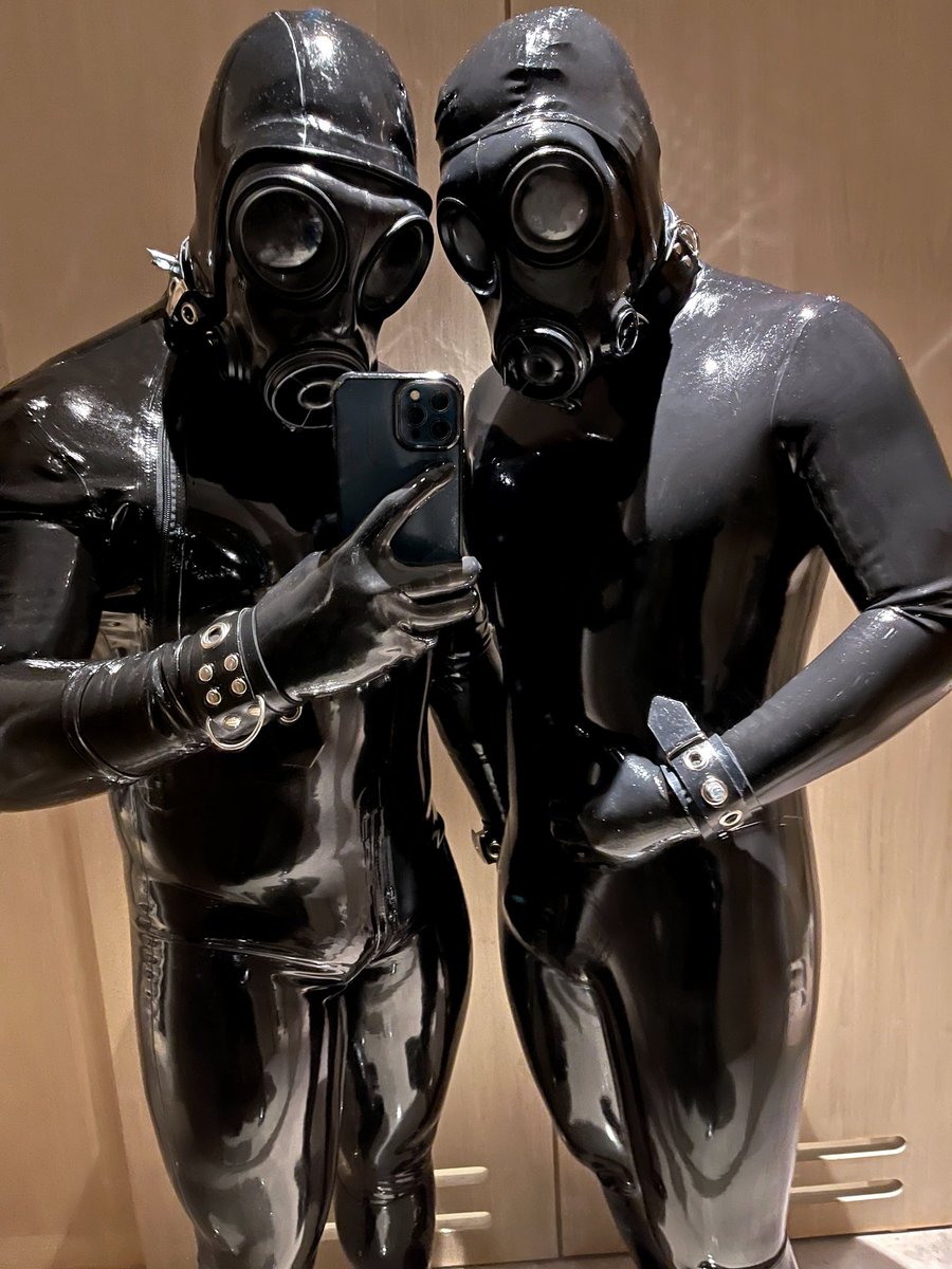 Rubber Hexed on Twitter: "Finally able to gear up with the awesome @Wolfpup_Takashi A pair of ...