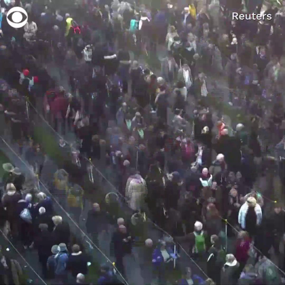Timelapse video shows an unending queue of mourners waiting hours to ...
