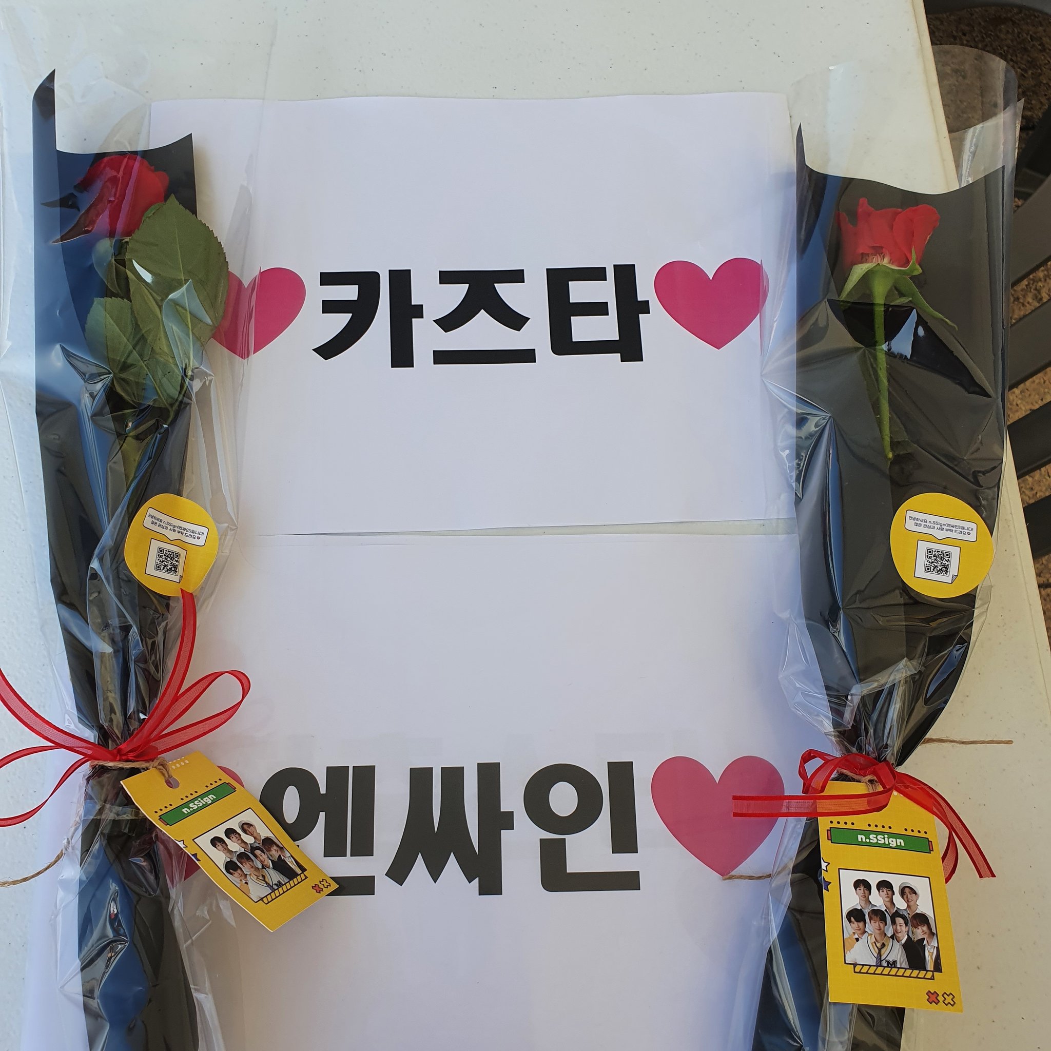 웃고살자_Smile on Twitter: "무대 끝나고.. 🥰카즈타와 희원에게서 받은 장미꽃 🌹 😭😭 카즈타 ️ 흔들며 열심히 응원한 나를 칭찬해 😅😅 ステージが終わって ...