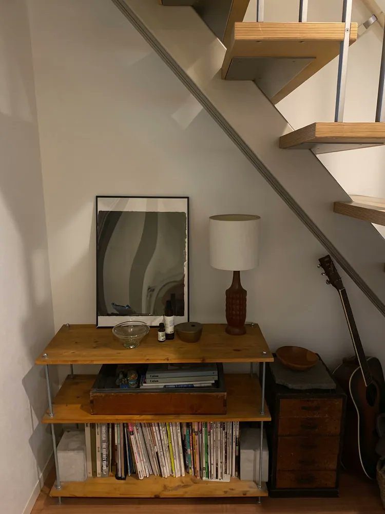 GINZA on Twitter: "【おしゃれな人の部屋をSNAP📸】階段が境界線。私空間と作業スペースを使い分けるメゾネット ー RURIさんの部屋。https://buff.ly ...