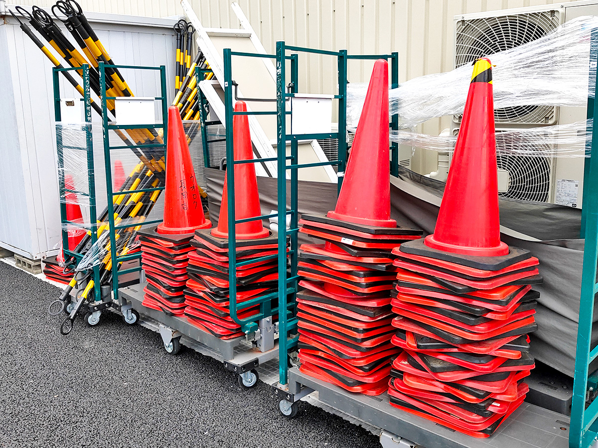 j-rakuda on Twitter: "建て替えオープン4日ぶり再訪で昼間のウオロク大学前店。外装は3月オープンした小舟店と同系。恒例の長岡店から応援の三角コーンと朝日豚の冷蔵車を収穫 ...