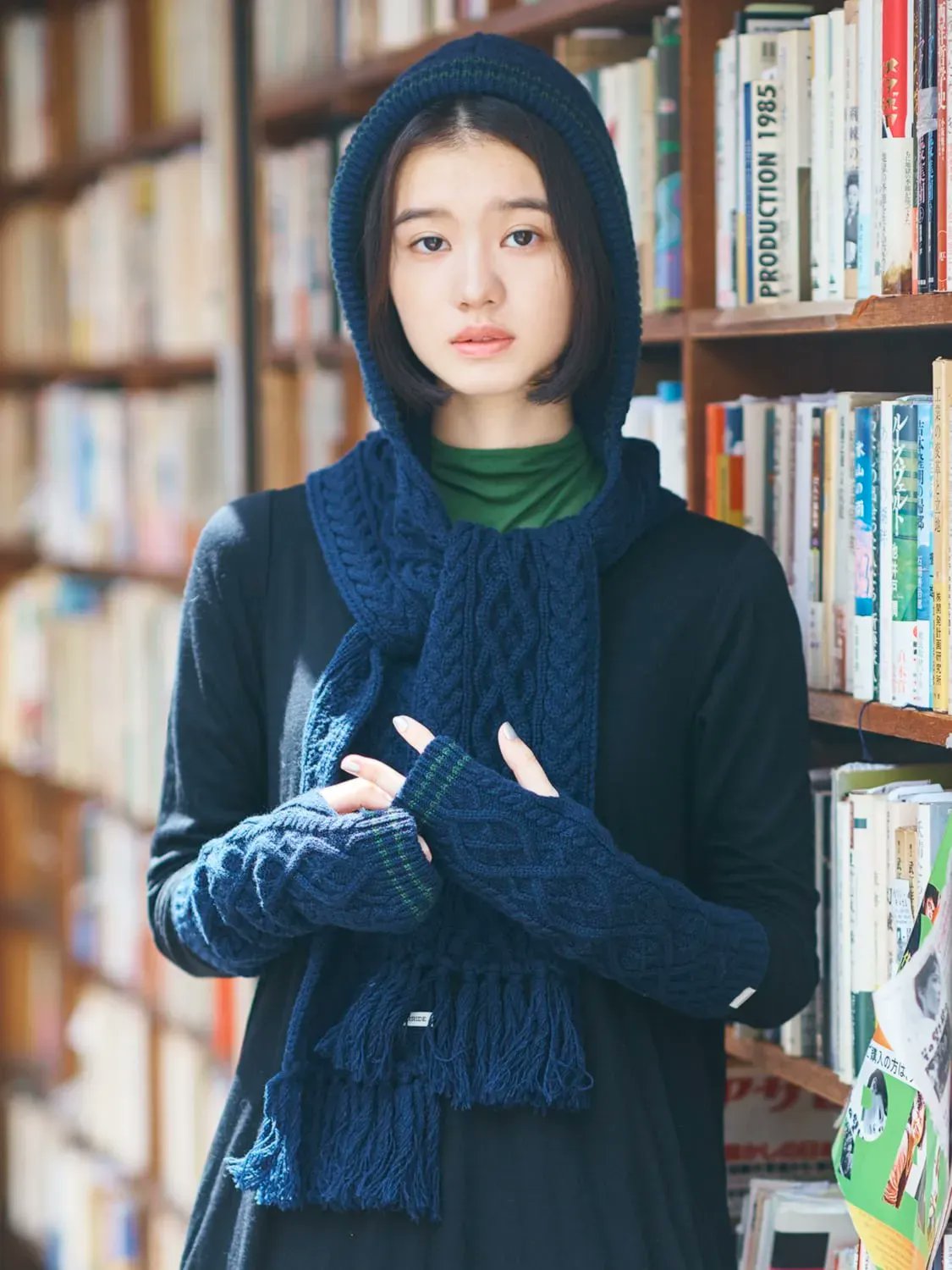 GINZA on Twitter: "【オーバーライドの帽子、どうかぶる？いつもの街で新しい私を見つけて】三嶋 ひなさんはフード付きマフラーをセレクト。「フード付きマフラーは頭巾のような ...