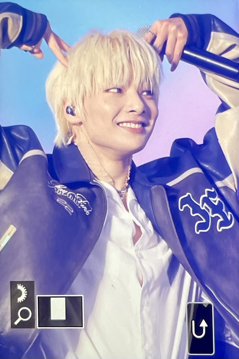 정 on Twitter: "jeongin and his new favorite pose"