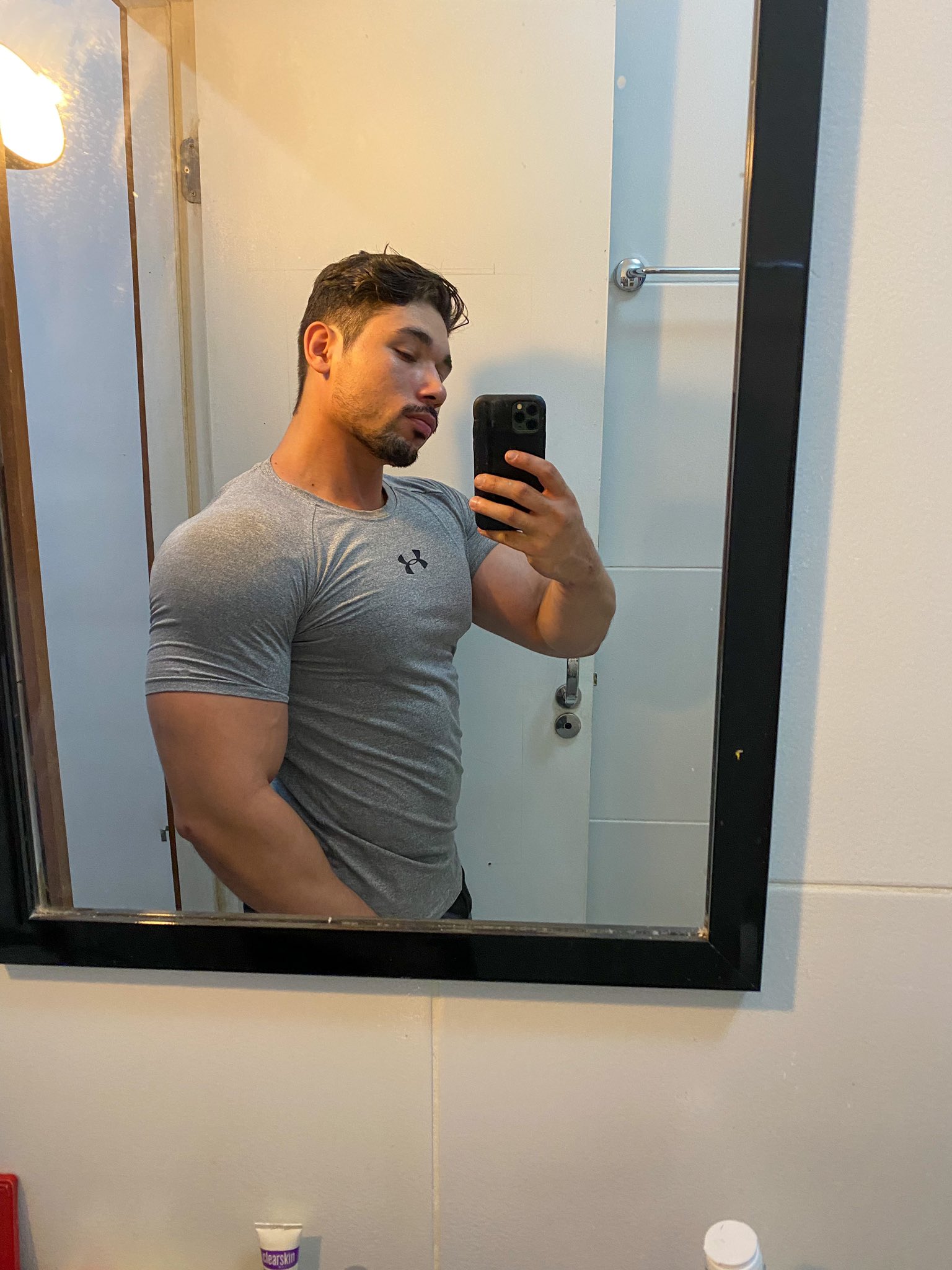 Douglas Sousa on Twitter: "Embalado a vácuo nessa blusa! 🙃 https://t.co/0xvJVmBgUz" / Twitter