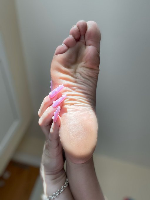 Feet RT PROMO 57.8K on Twitter: "RT @rt_feet: FOLLOW @FinGodLexi My feet control you 💫 findom ...
