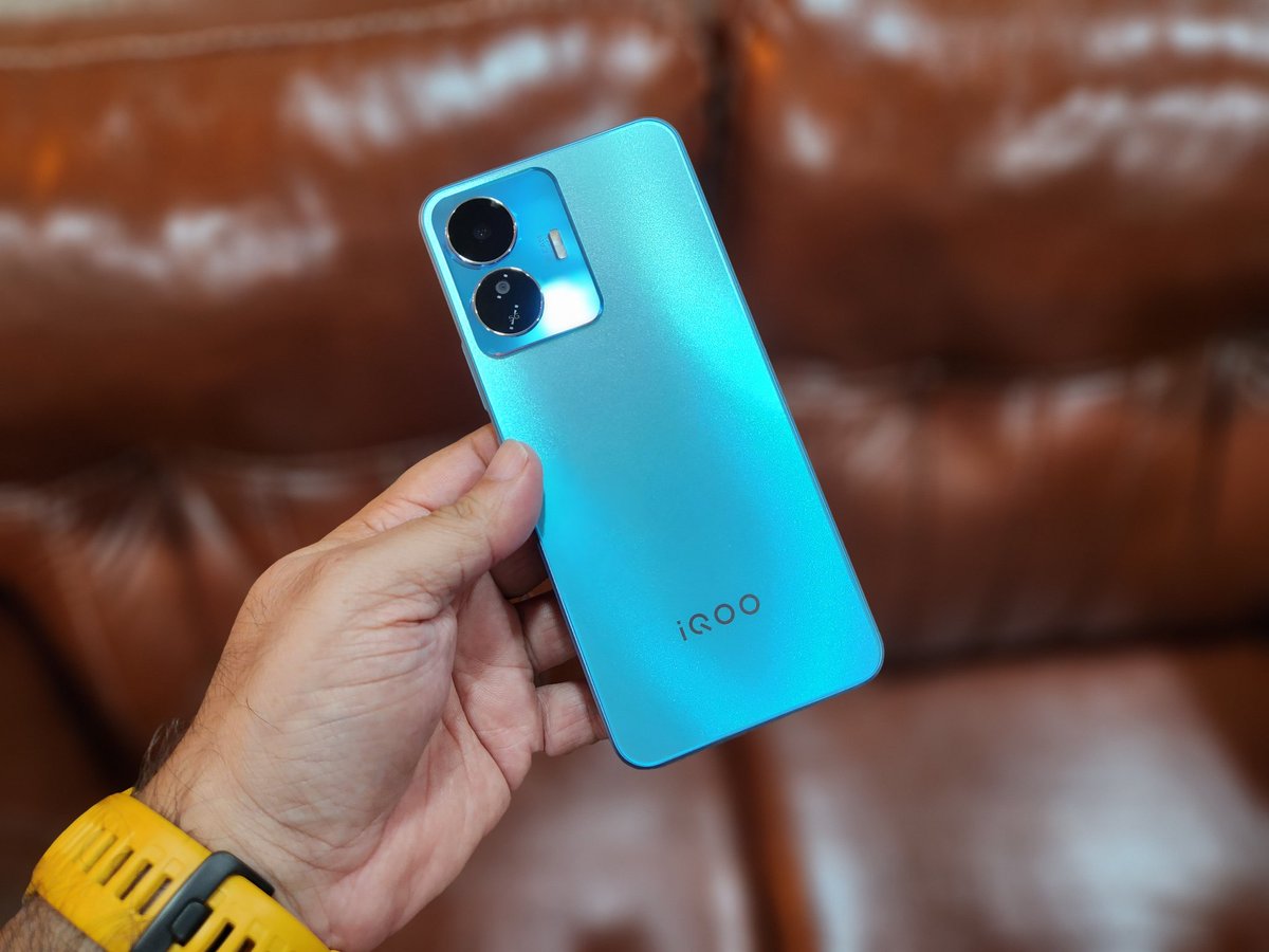 LG Optimus VU P895 - 5 inch ICS phone with a rectangular design