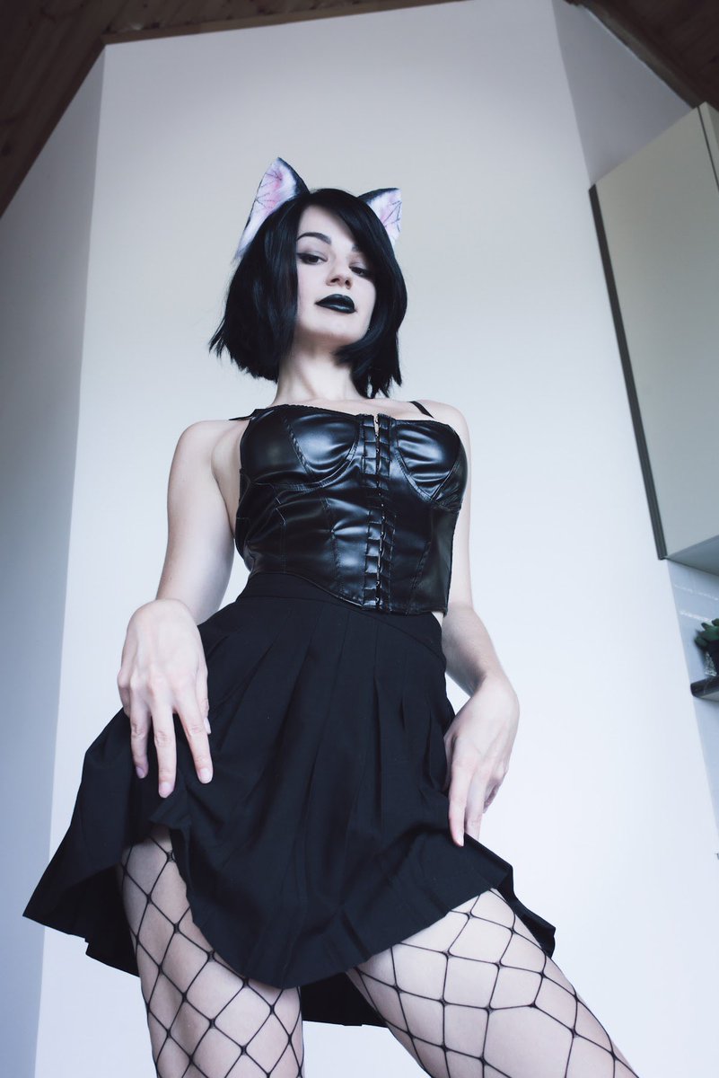 Kanra on Twitter: "Goth cat gf yes or no?"