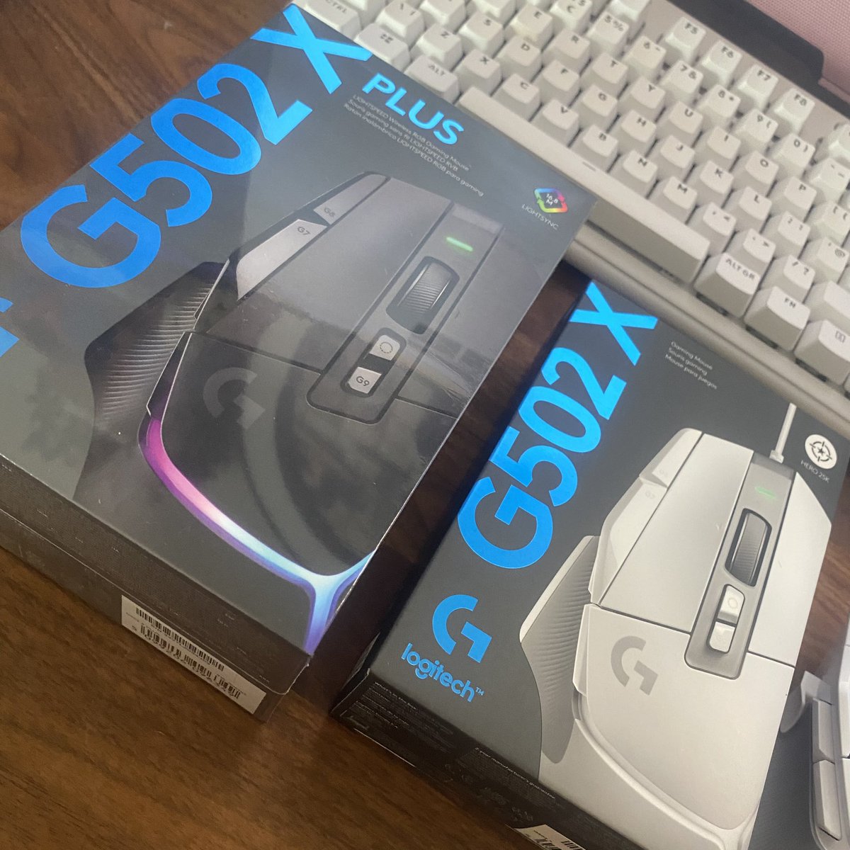 djarii on Twitter: "HeyGuys I'm live at http://Twitch.tv/djarii Reviewing some brand new ...