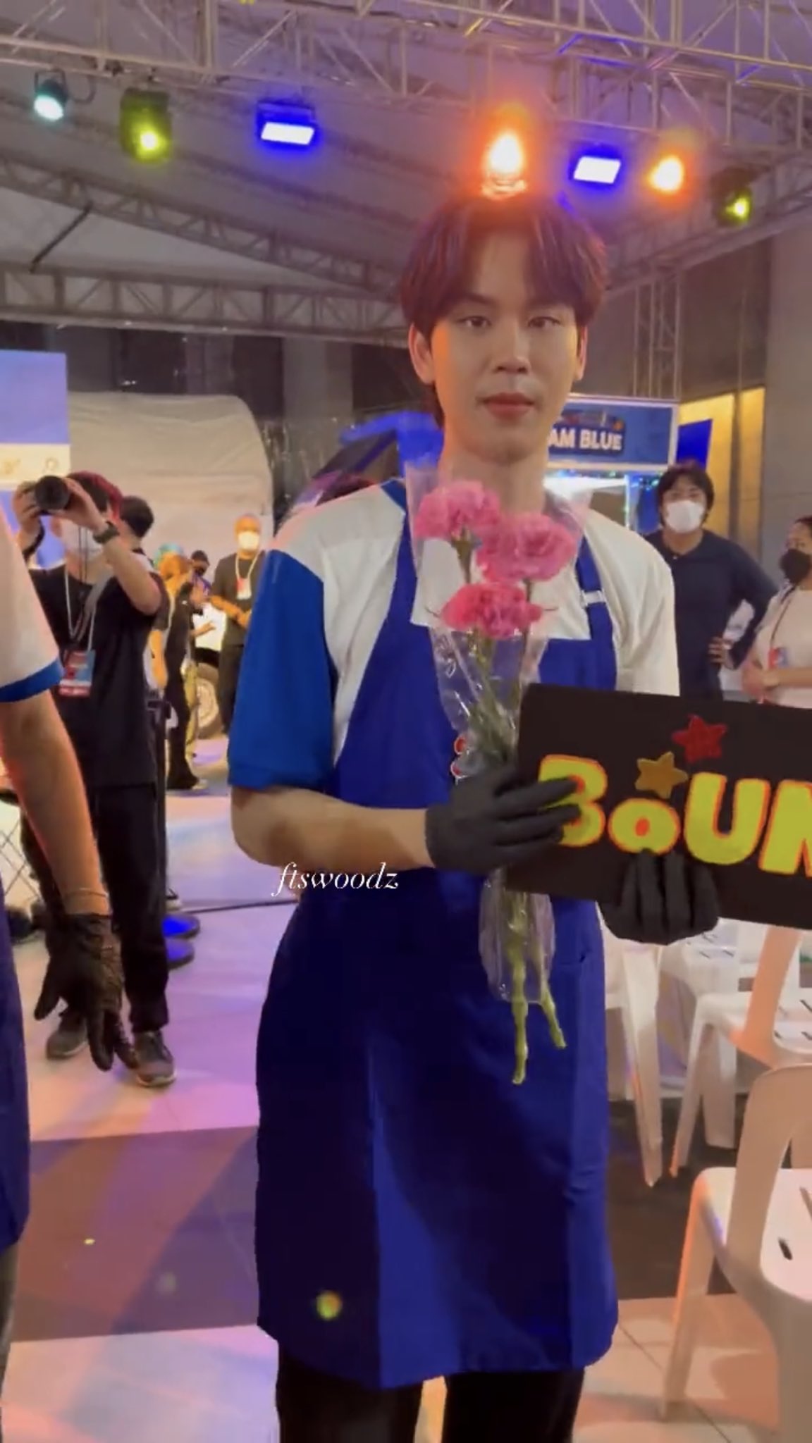 A Little Peach 🍑 on Twitter: "Prem is so cute 🥺 Receive Boun’s name board from fan and keep it ...