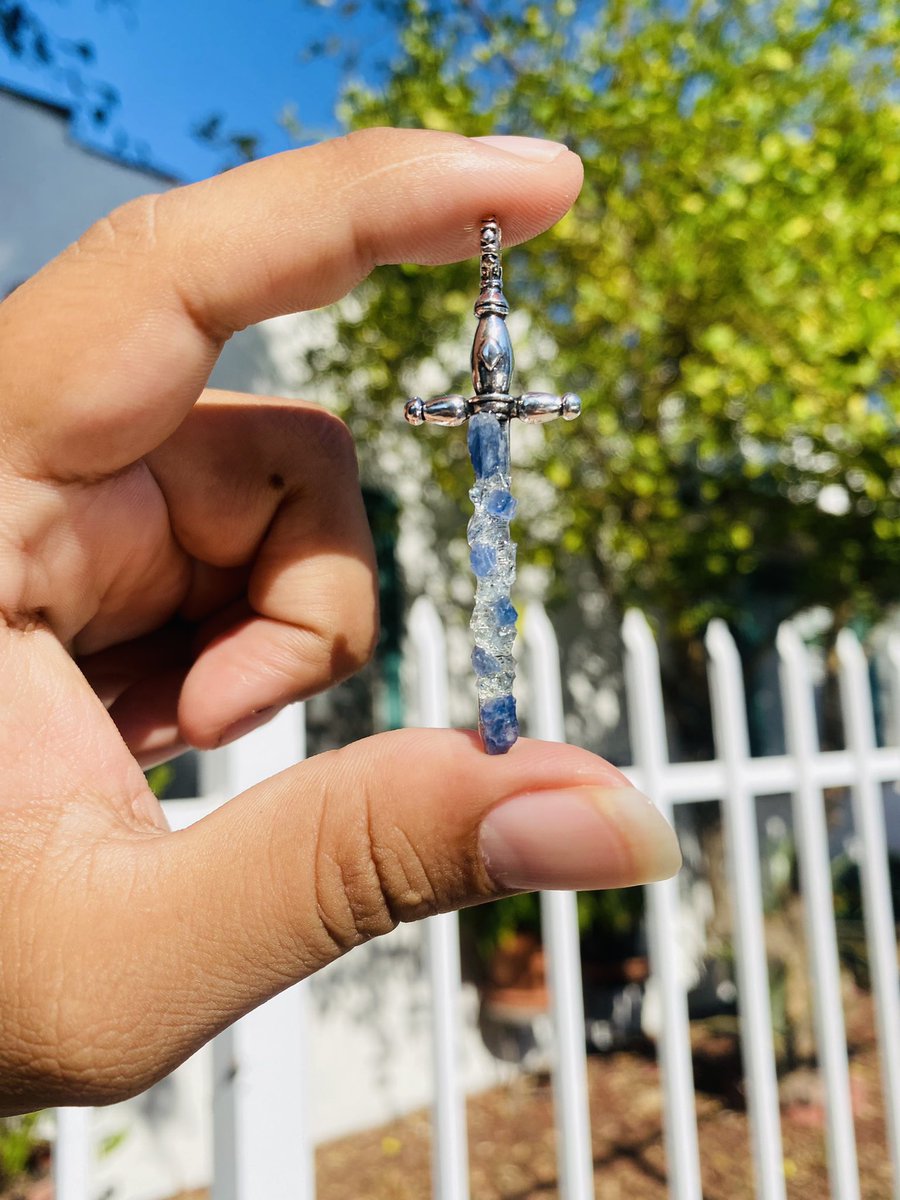 Heatherskiesss 🦋💗 on Twitter: "RT @ForagedNature: Custom: Sapphire x Blue Topaz Sword"