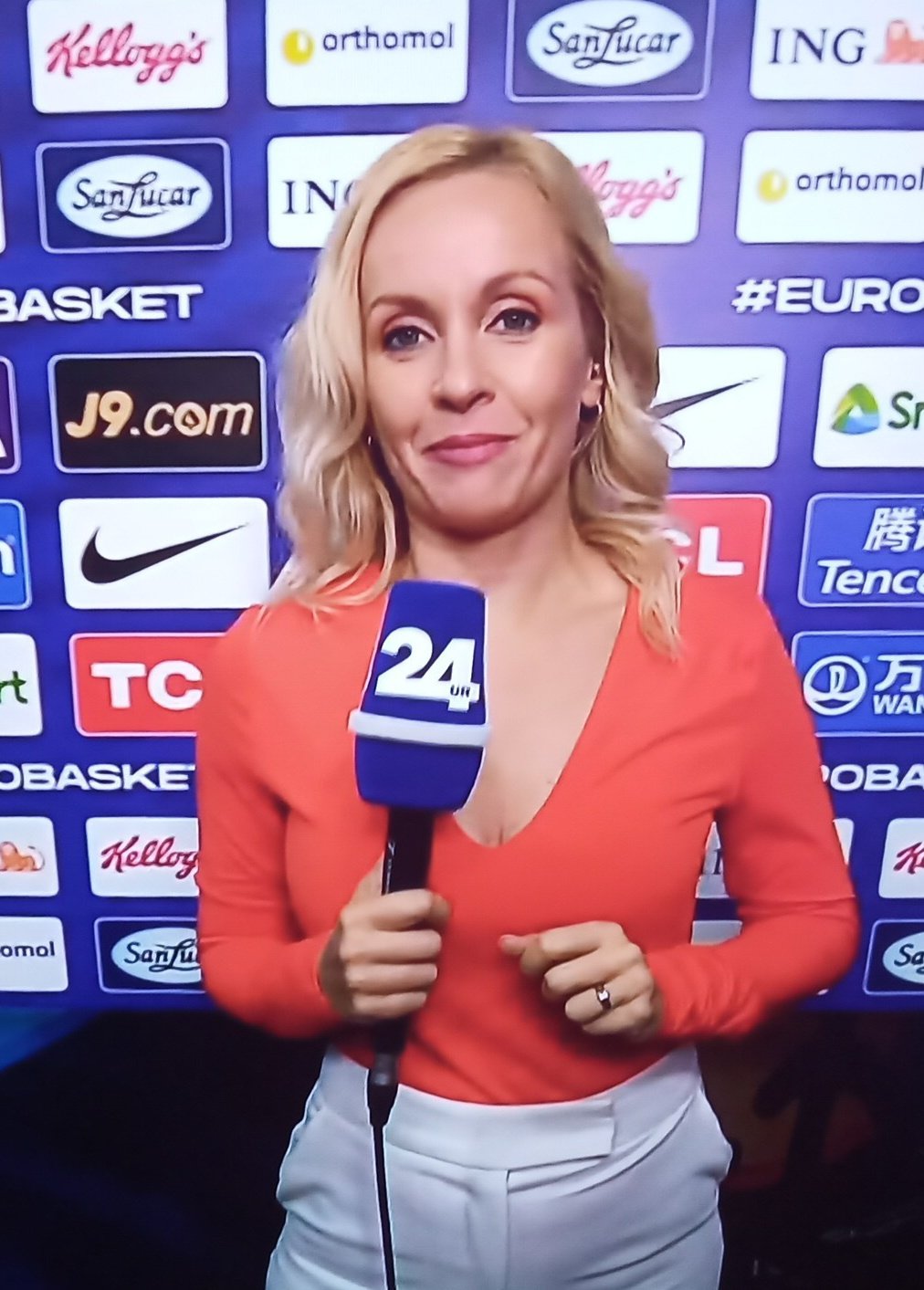 Jameson Tsingtao on Twitter: "A lahko kamero malo višje pa mikrofon nižje? Hvala. https://t.co ...