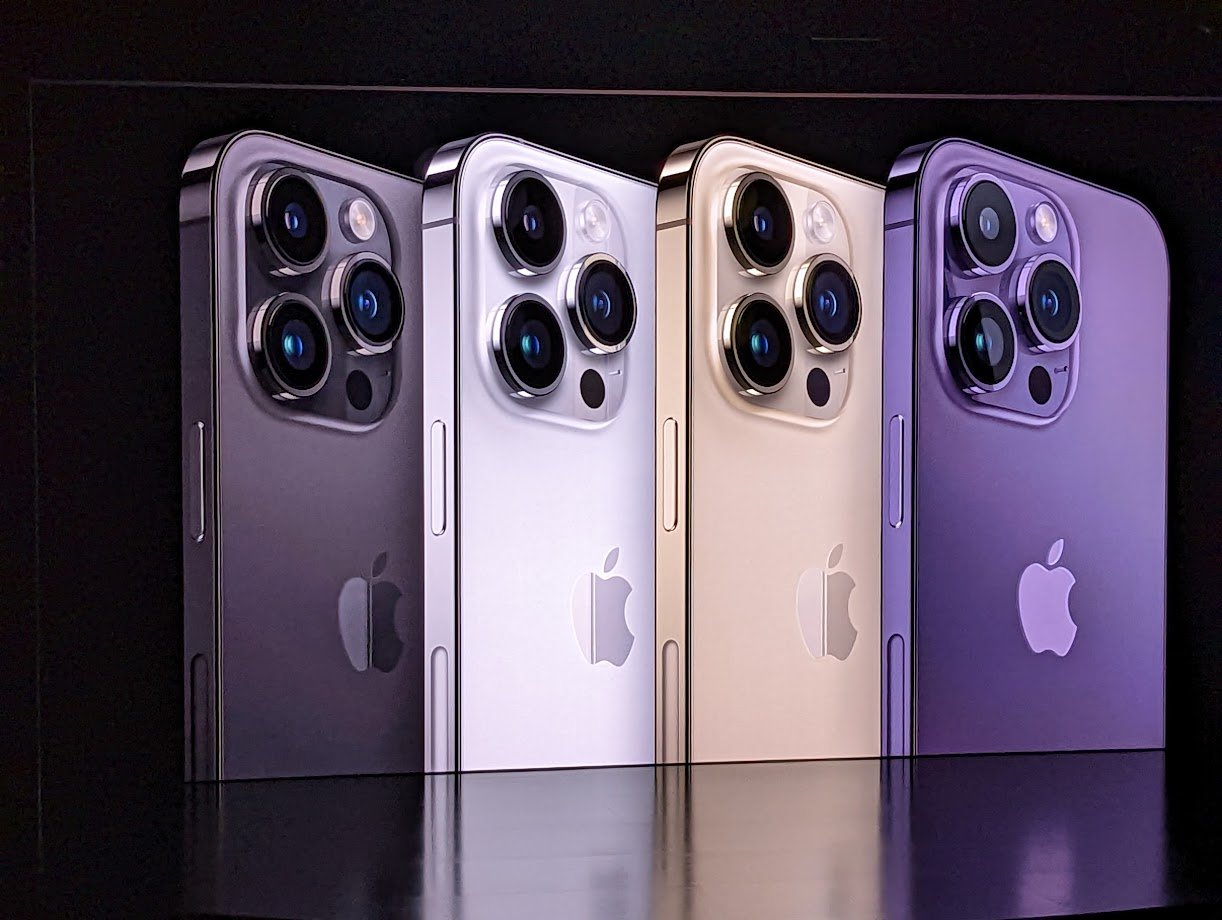 Avi Greengart on Twitter: "iPhone 14 Pro/Pro Max summary slide $999/$1099 (but carriers and ...