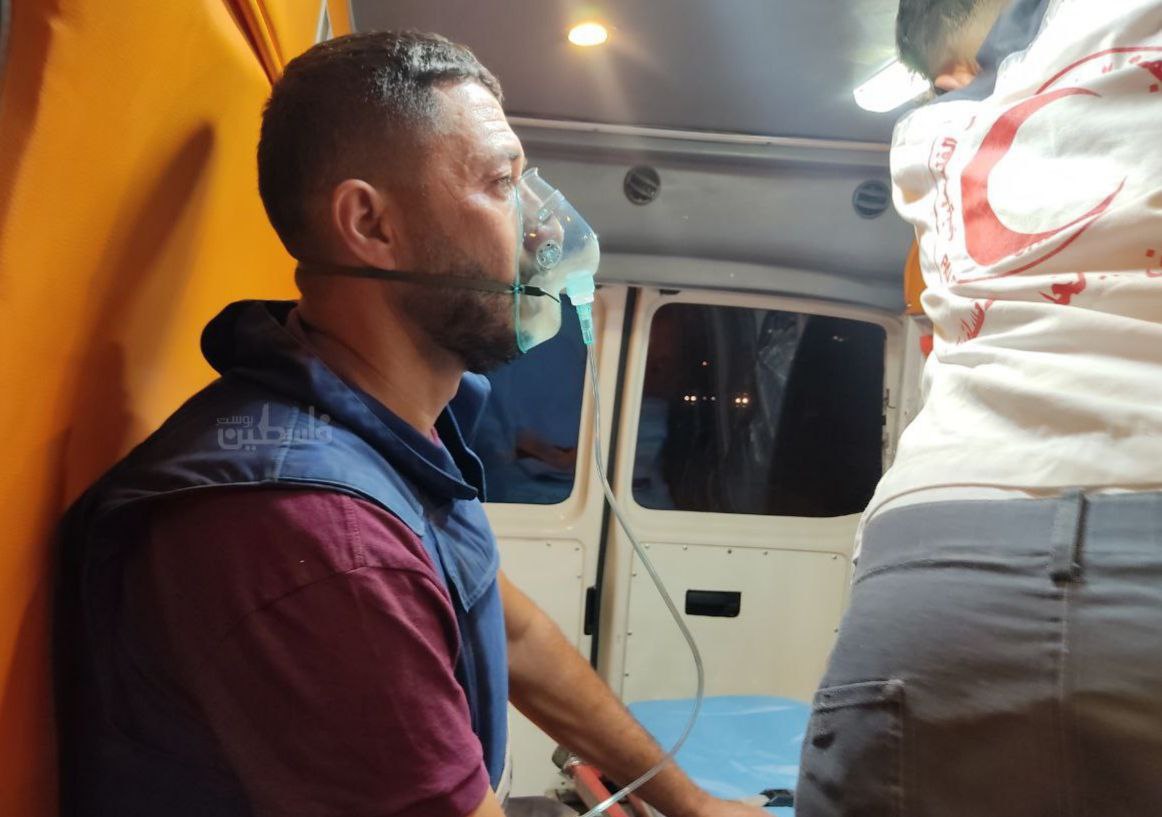 وكالة شهاب للأنباء On Twitter إصابة الصحفي محمد أبو ثابت بالاختناق