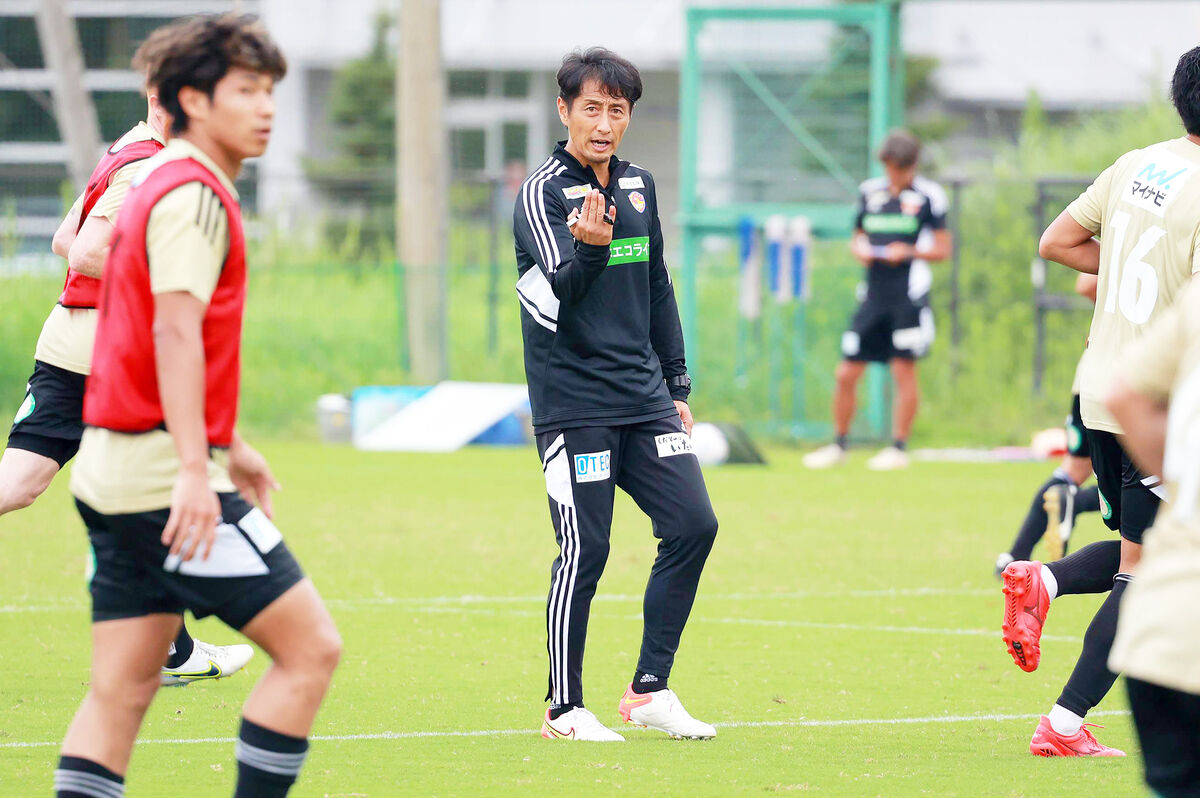ベガルタ仙台実況アカウント【非公式】 on Twitter: "伊藤彰新監督が練習初合流「必ずJ1を勝ち獲ろう」（報知）https://hochi.news/articles/20220908 ...