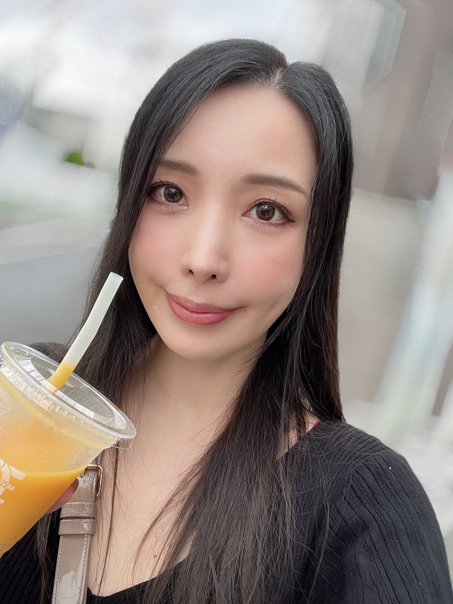 藤木紗英🦍首の皮一枚繋がってる系AV女優 on Twitter: "明日も早起きだけど、なかなか寝付けない🦍 誰か背中とんとんしながら子守唄歌ってくれ～ 絵本読んでくれてもええよ🍼🤍👶🏻𓂃 ...