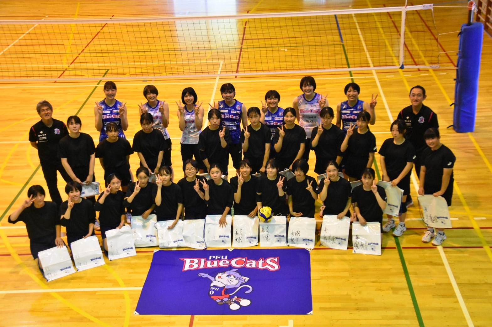 PFUブルーキャッツ【Official】 on Twitter: "🏐バレー教室in小松 先日、小松市の小中学生を対象にバレー教室を開催！ 子どもたちと一緒にバレーボールを楽しみました😻💙 ...