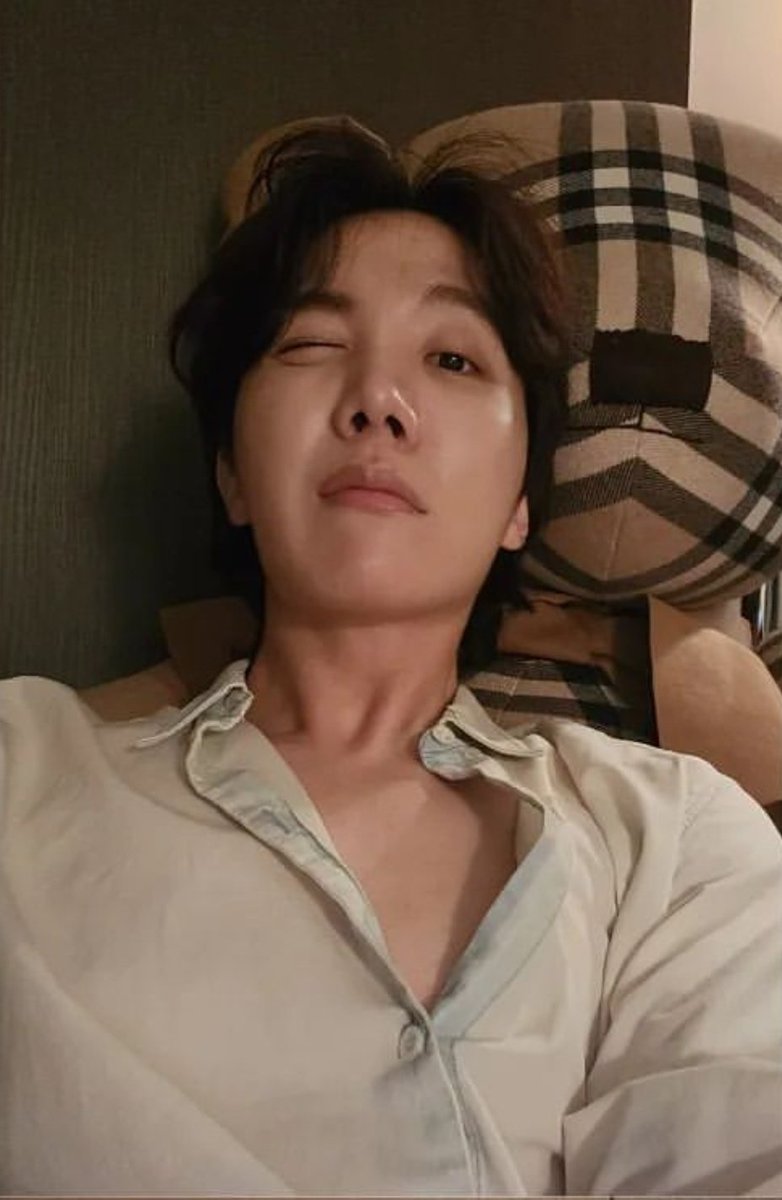 illa 🐈‍⬛ on Twitter: "RT @UniversBTS_: 📸 Hobi nos dando os mimos 🥺 🦁 @BTS_twt"