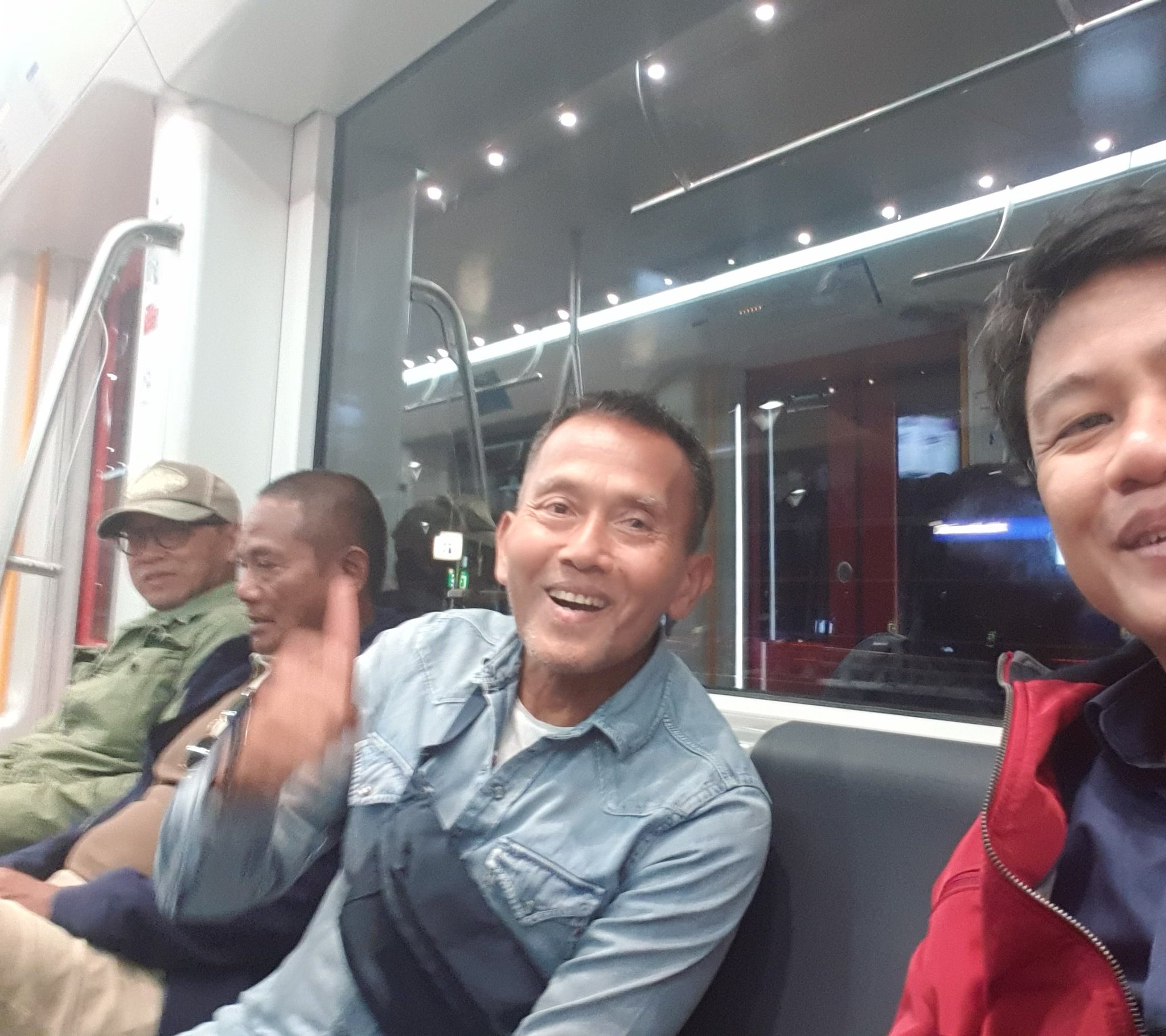 Bonnie Triyana on Twitter: "Ketemu serombongan orang berbahasa Belanda medok aksen Jawa di dlm ...