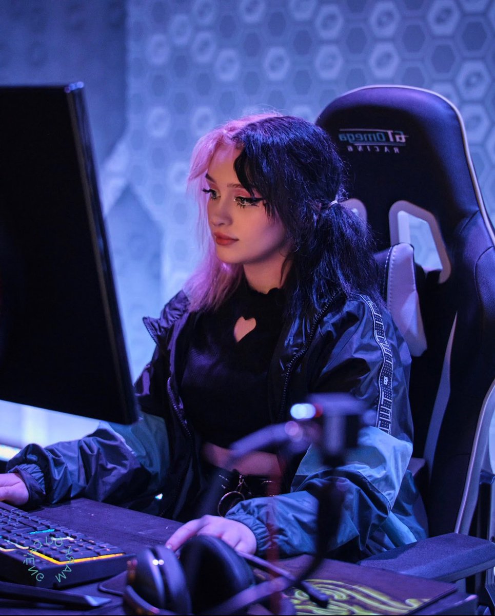 did u know i was a PrO gAmeR for like an hour @IGFestUK 😏 would you ...