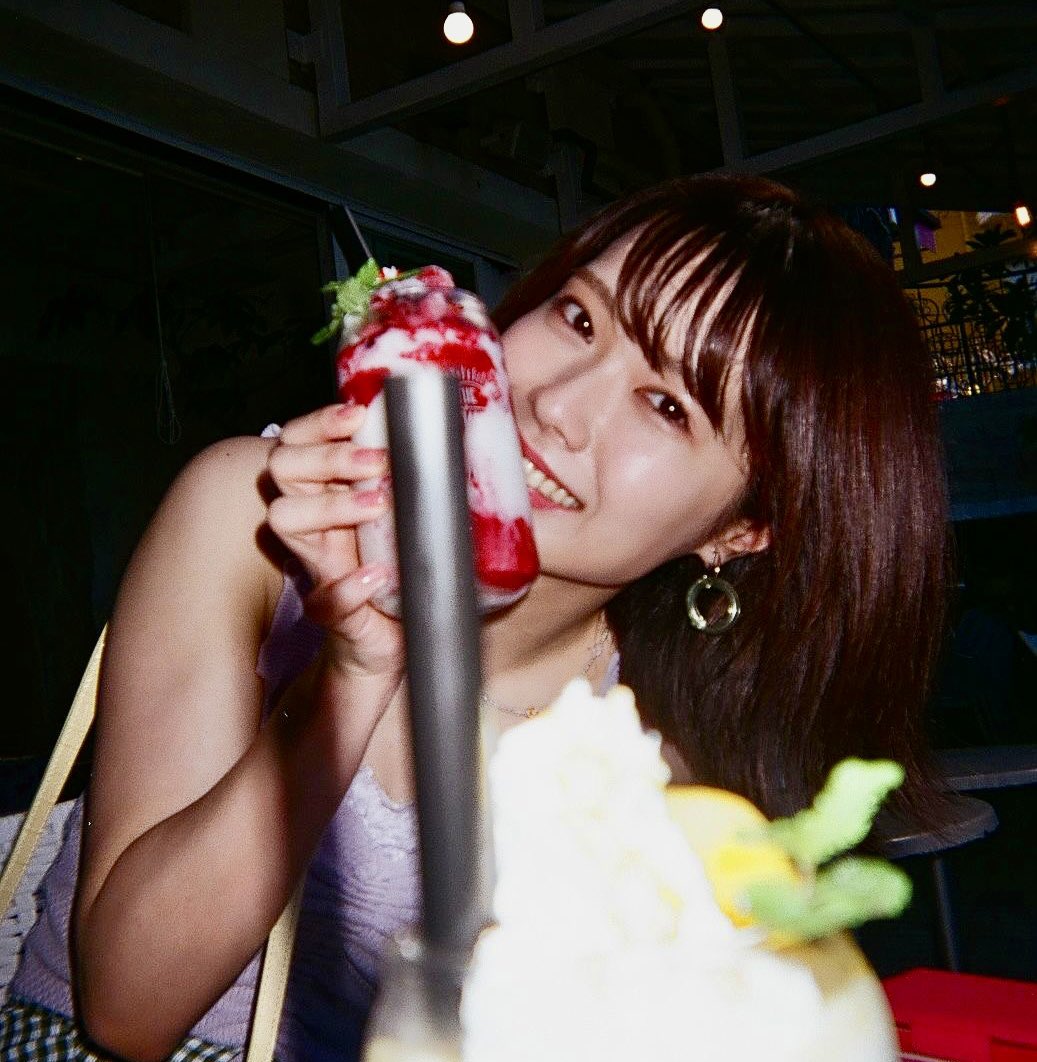 AKB48公式 on Twitter: "／ #AKBが写ルンです 📸 AKB48公式TikTokで公開中💞 \ #久しぶりのリップグロス 💄 MV撮影現場で #小田えりな を #本田仁美 が ...