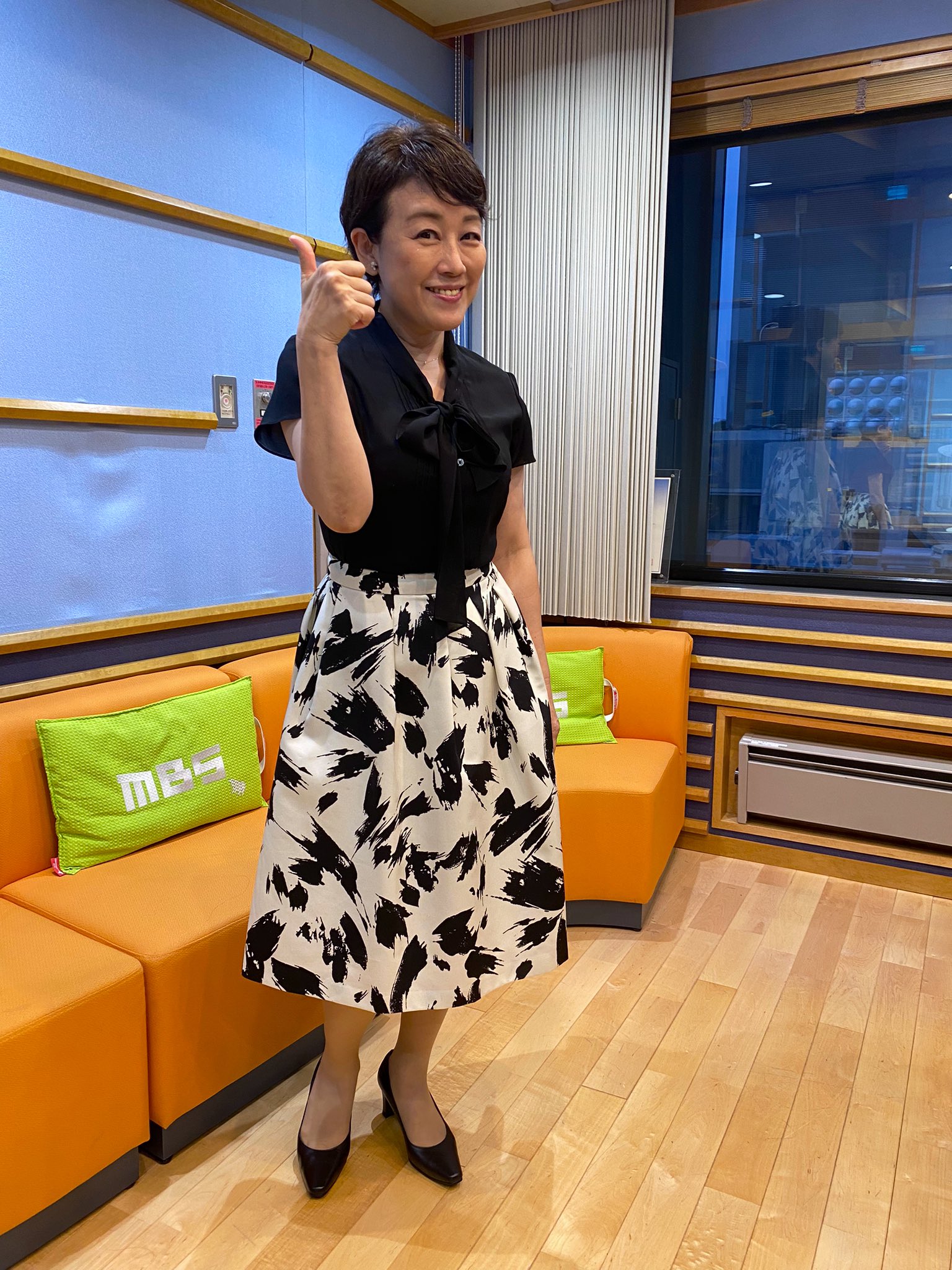 福島のぶひろの、金曜でいいんじゃない？ On Twitter 今日のベルさん🔔 ブラックラブリーなコーデで、 「今日もお聞きいただきありがとうございます！」と、サムズアップでサンキュー👍 