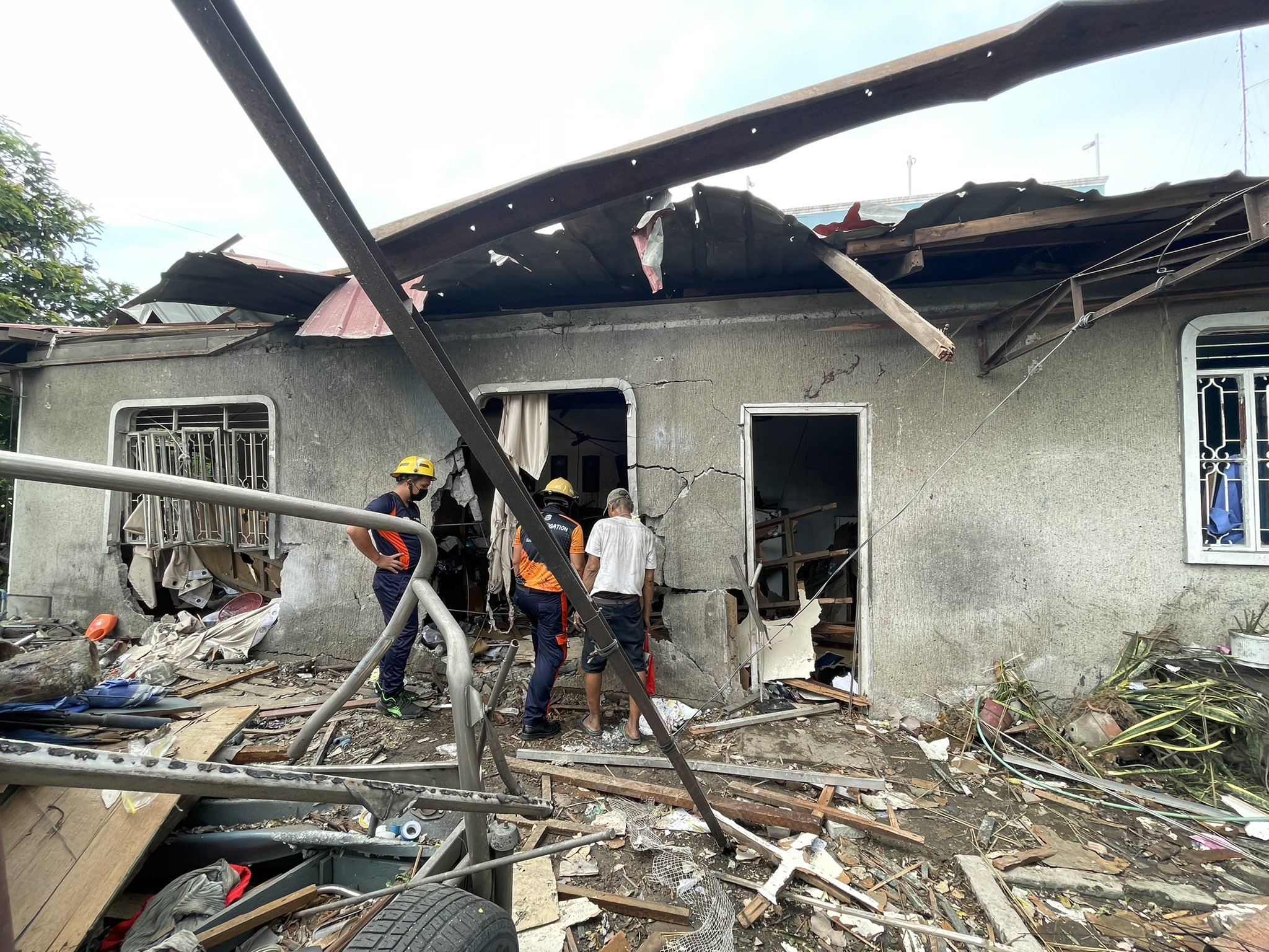 Michael Joe Delizo on Twitter: "3 sugatan sa pagsabog sa isang bahay na sinasabing imbakan ng ...