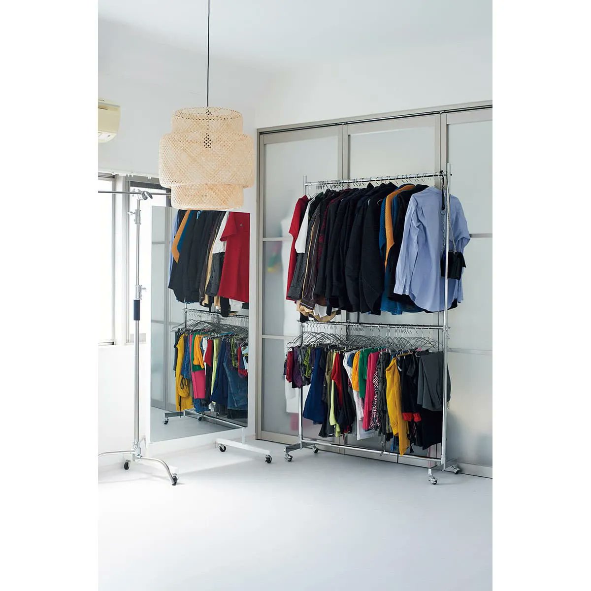 GINZA on Twitter: "【フローリスト・越智康貴さんのお部屋に潜入🏡】1、2輪を可憐に挿した花器、手仕事の刺繡が施されたテーブルクロス、異国の情緒が織り込まれたラグなど、感性の ...