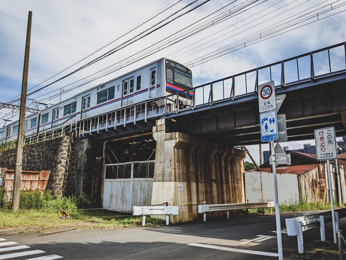 東運 On Twitter 千住にある引込線跡を見てきました。近く(というか真上)を通ったことは数え切れないほどあるのですが灯台下暗し案件でした笑。軽く調べてみると貨物駅と引込線で