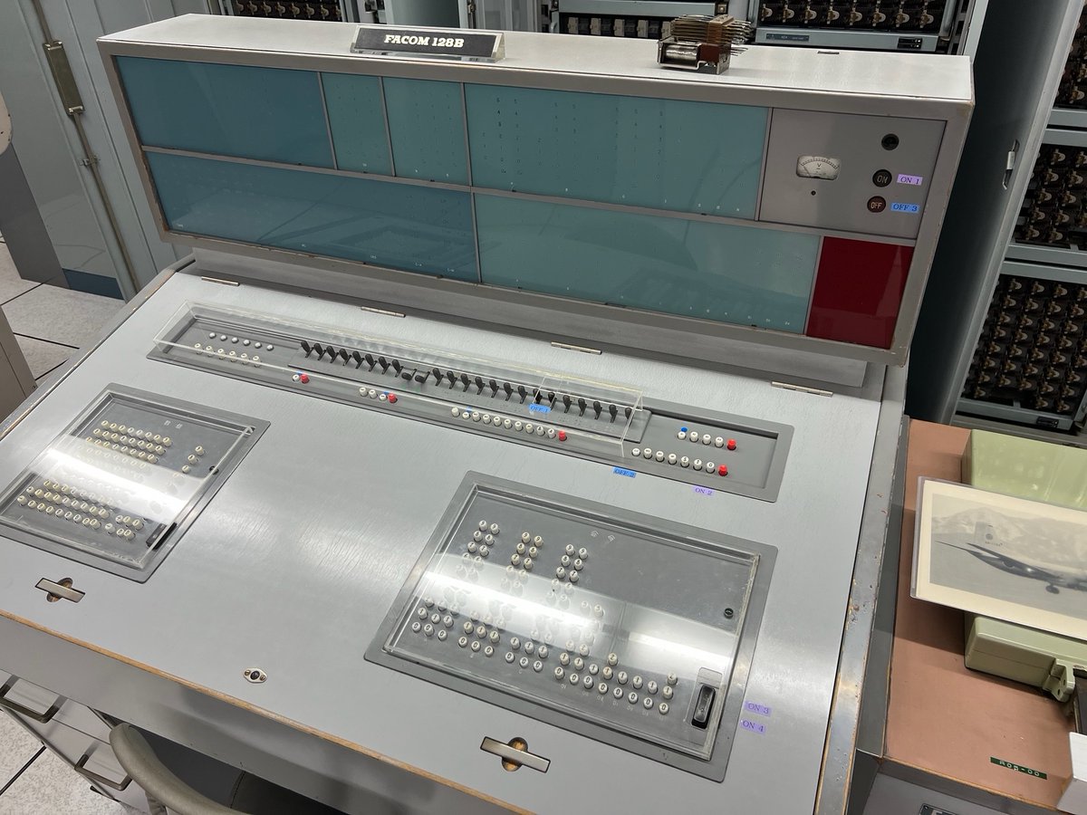 highland feet on Twitter: "RT @usa_hakase: 60年ほど前の機種であるリレー式大型計算機FACOM128Bの実機稼働も見せてもらいました。"