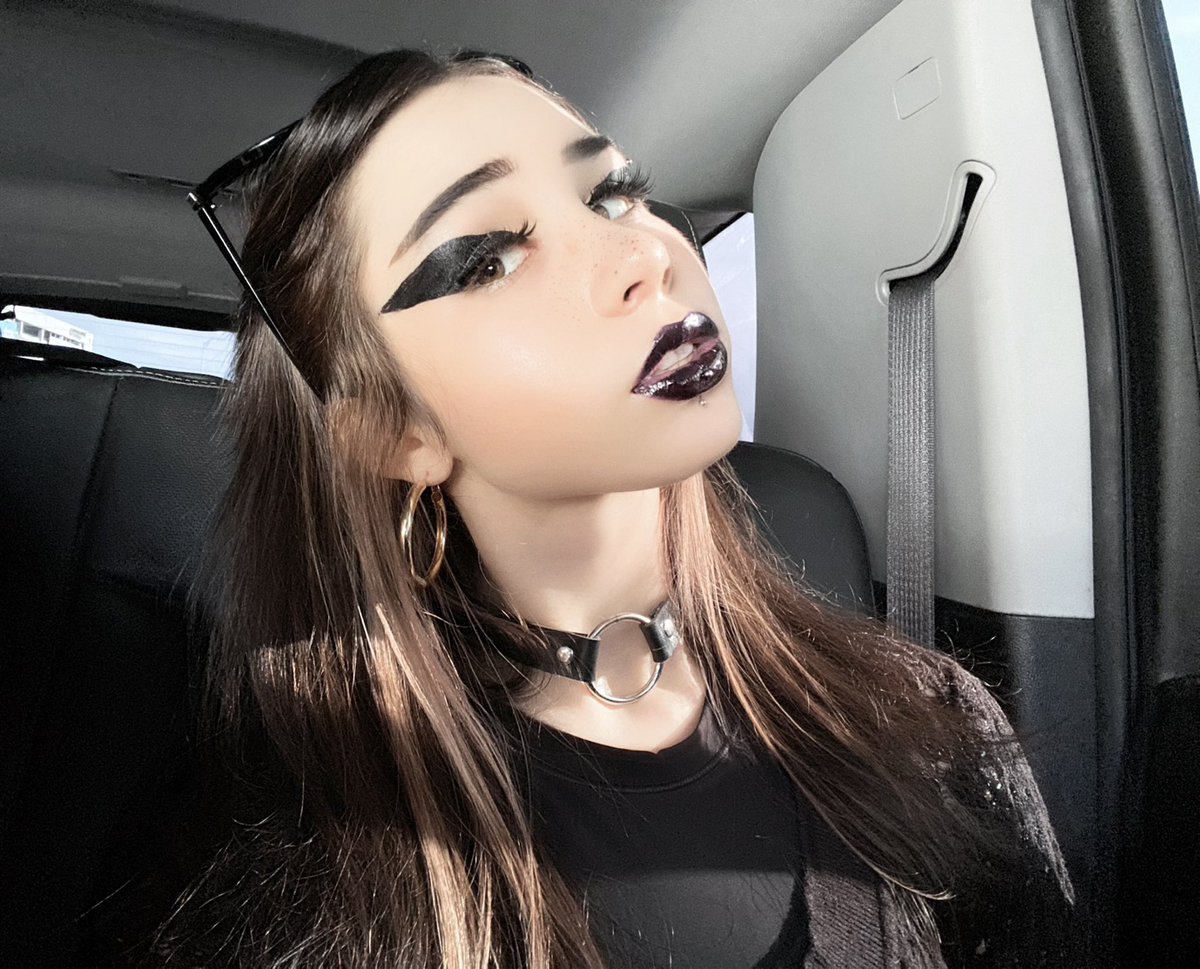 might’ve gone a bit too far with the eyeliner but fuck it idc kiwi ...