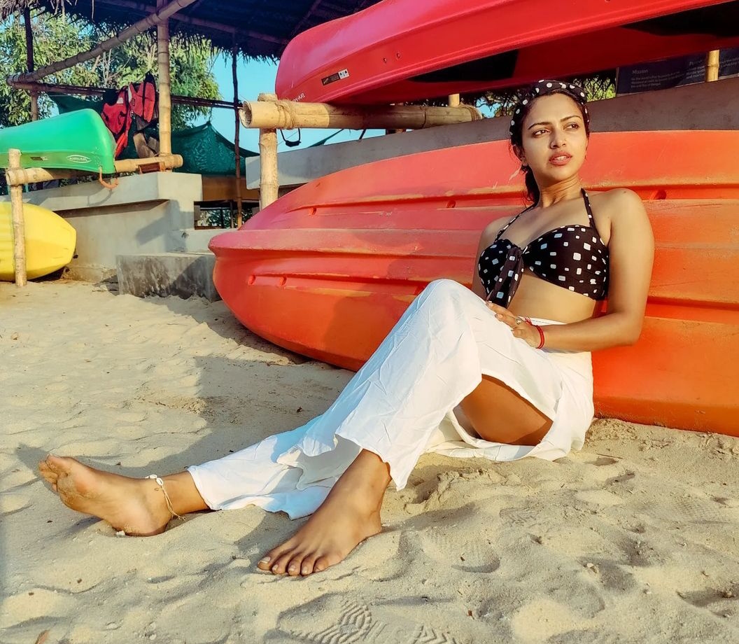 Tamil Feet Memes on Twitter: "~ Amala madam kaalu...avunga kaalu patta mannu...vera enna venum ...