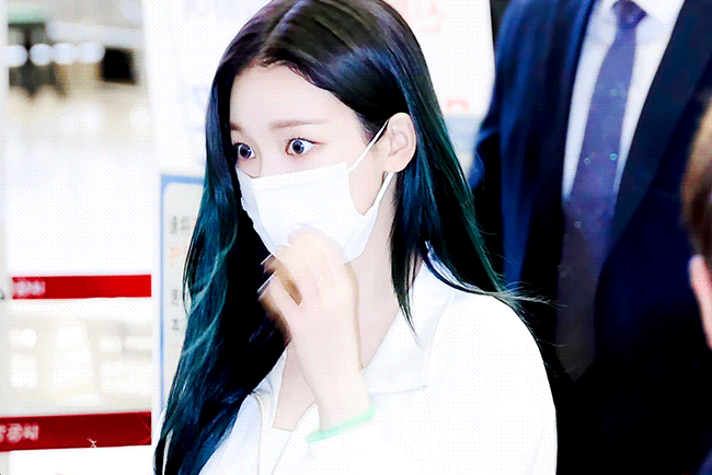 여권대조 때문에 마스크 벗는 카리나.gif (링크에 더있어요👉) https://t.co/xHiryku6PV 인스티즈(instiz) @instiz