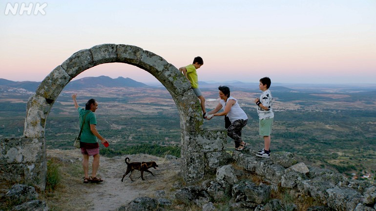 NHK 世界ふれあい街歩き on Twitter: " ・ᴥ・ 来週9/13(火)夜8時のBSP『街歩き』は･･･ #ポルトガル のモンサント！ 撮影は今年の7月だワン♪ 番組では、これまでに ...
