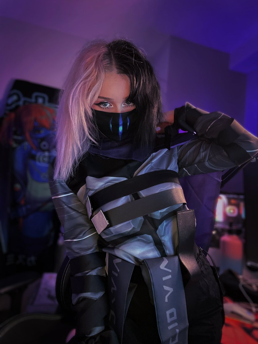 had to do an omen cosplay, one of my favourite agents in valorant ...