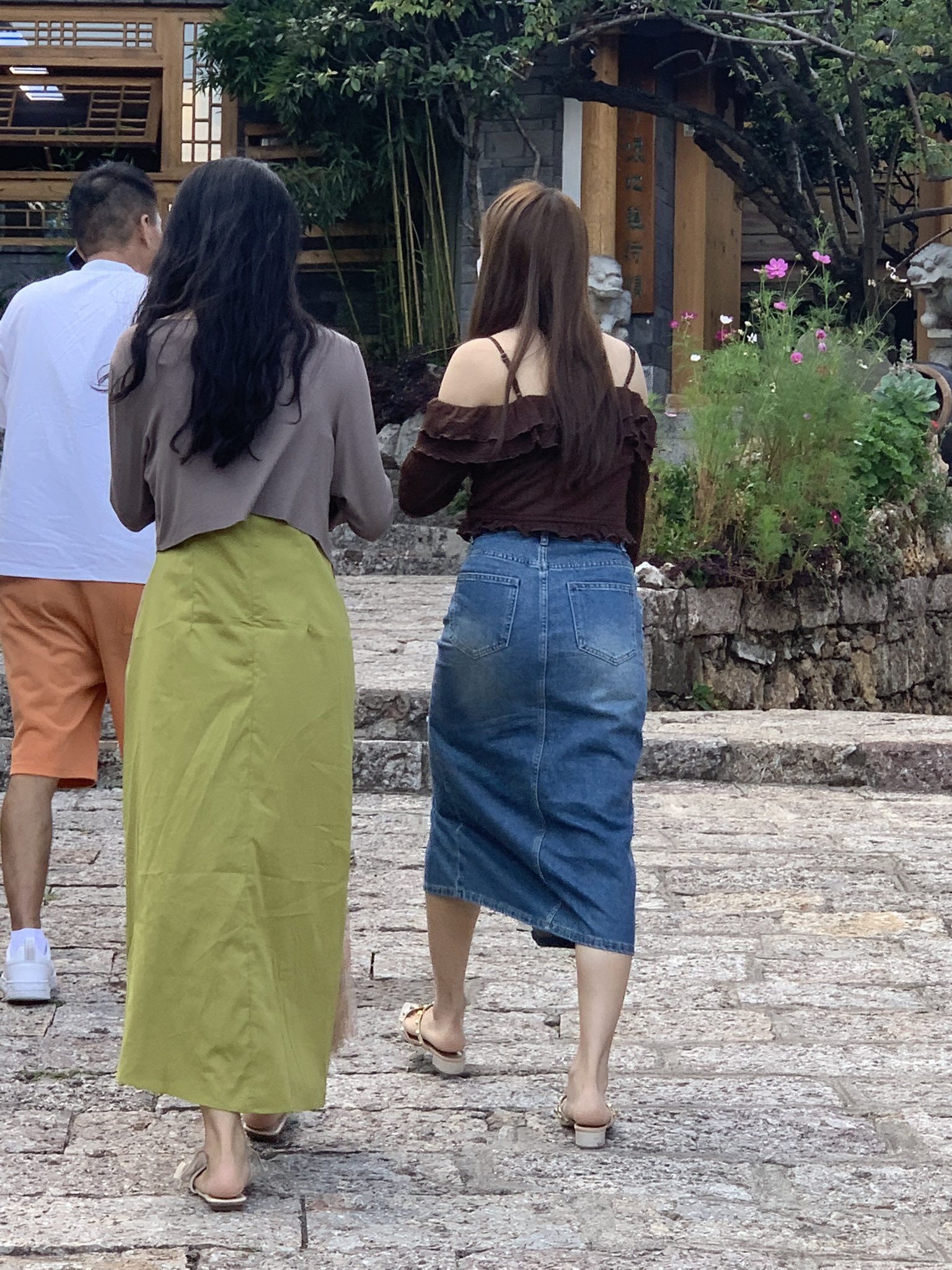 咪女扫楼（ 我女性！23岁！） On Twitter 🥰好久没尾随了，刚好扫楼路上遇见一位穿着铆钉尖头平底鞋的小姐姐回小区🤣碰碰运气看能不能问到刚脱下新鲜热辣的鞋鞋👠稍等更新！尾随 扫